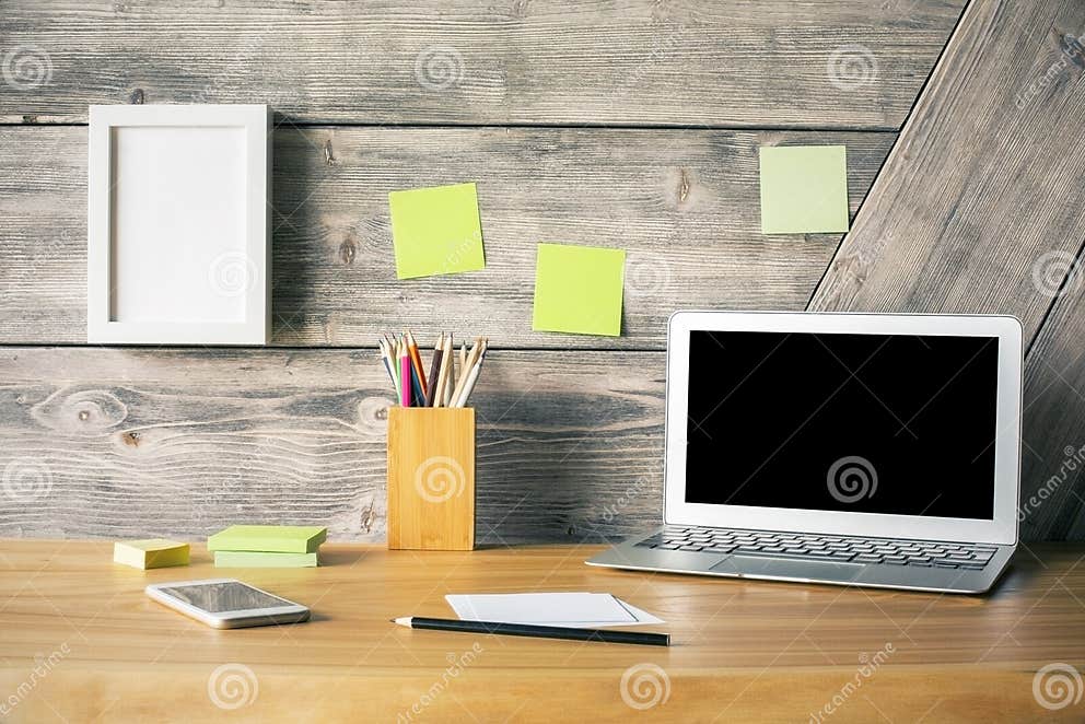 Desktop Con Il Computer Portatile Ed Il Telefono Immagine Stock ...