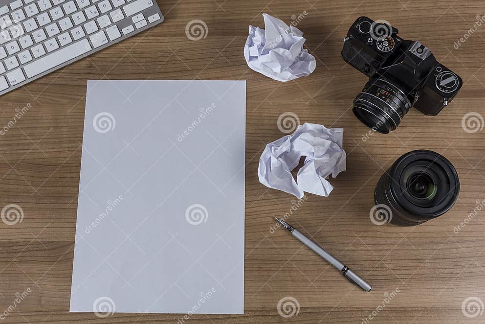 Desktop Met Camera En Leeg Blad Stock Afbeelding - Image of hipster ...