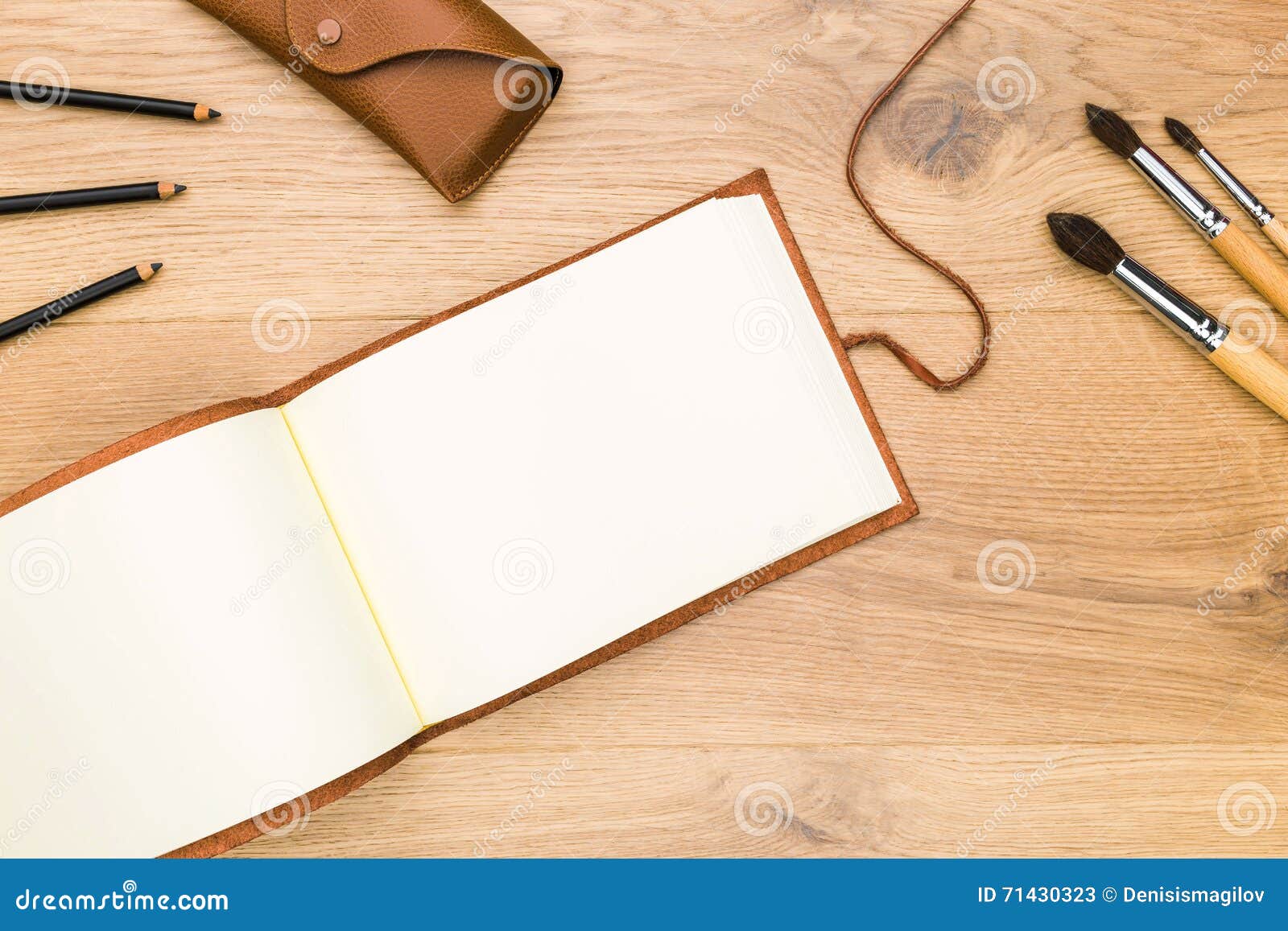 Desktop Mit Offenem Notizblock Stockbild - Bild von künstler ...