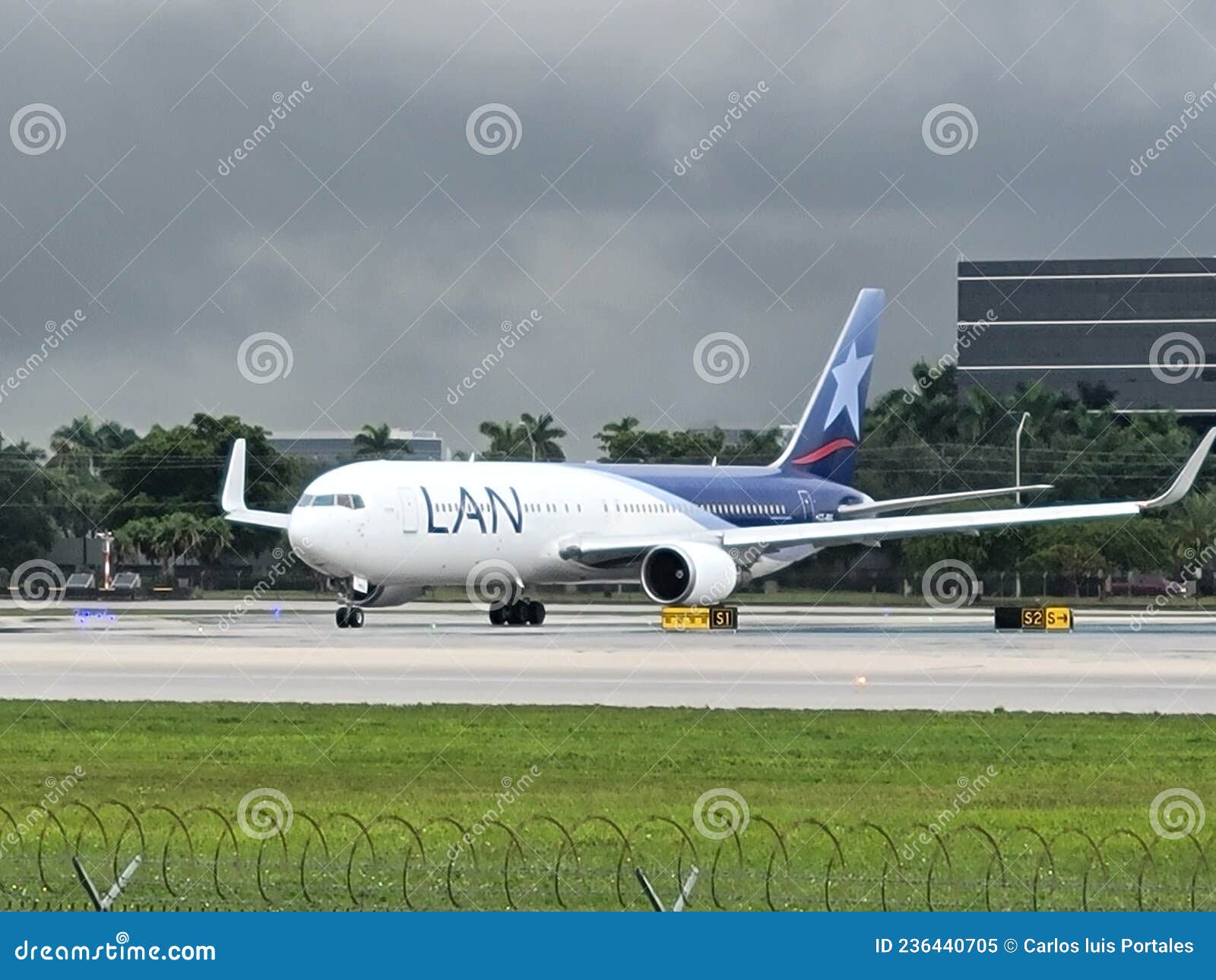 Despegue del avion editorial image. Image of aviation - 236440705