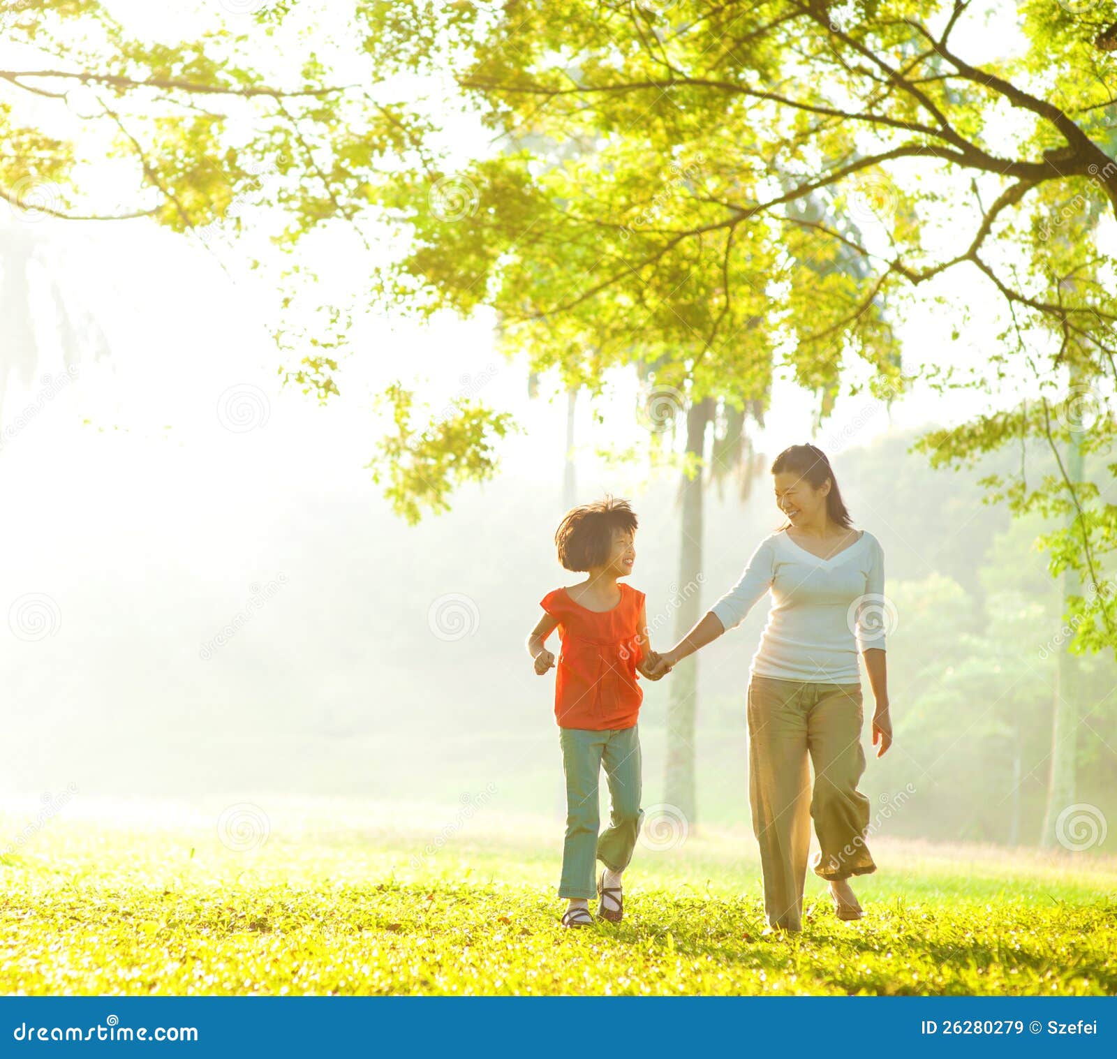 Despreocupado imagen de archivo. Imagen de familia, hierba - 26280279