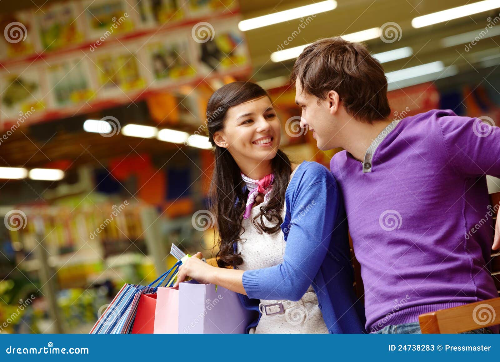 Después de hacer compras imagen de archivo. Imagen de marido - 24738283