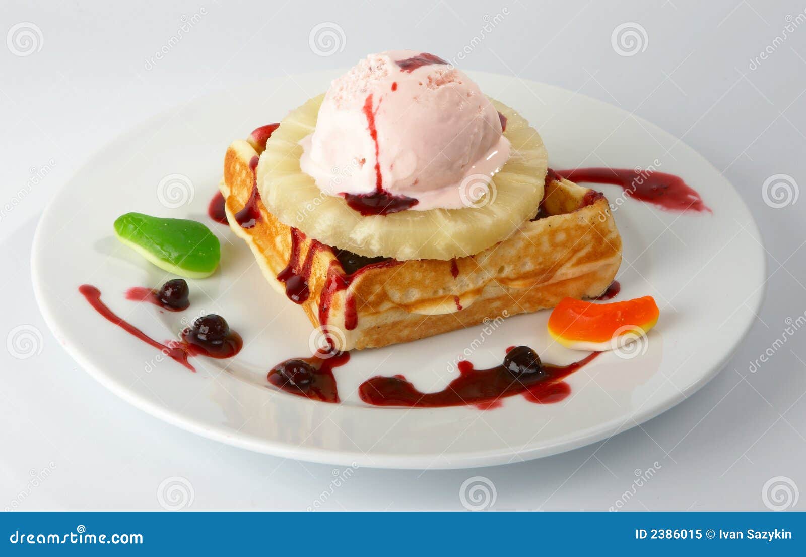 Dessert avec la glace. image stock. Image du bourrage - 2386015