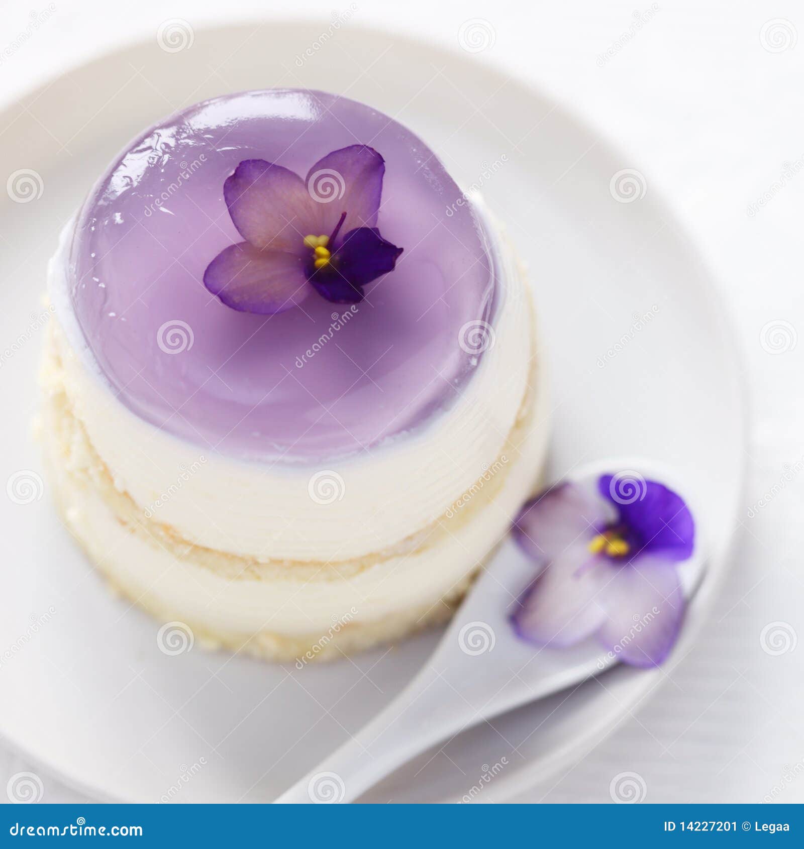 Dessert avec la violette image stock. Image du violette - 14227201
