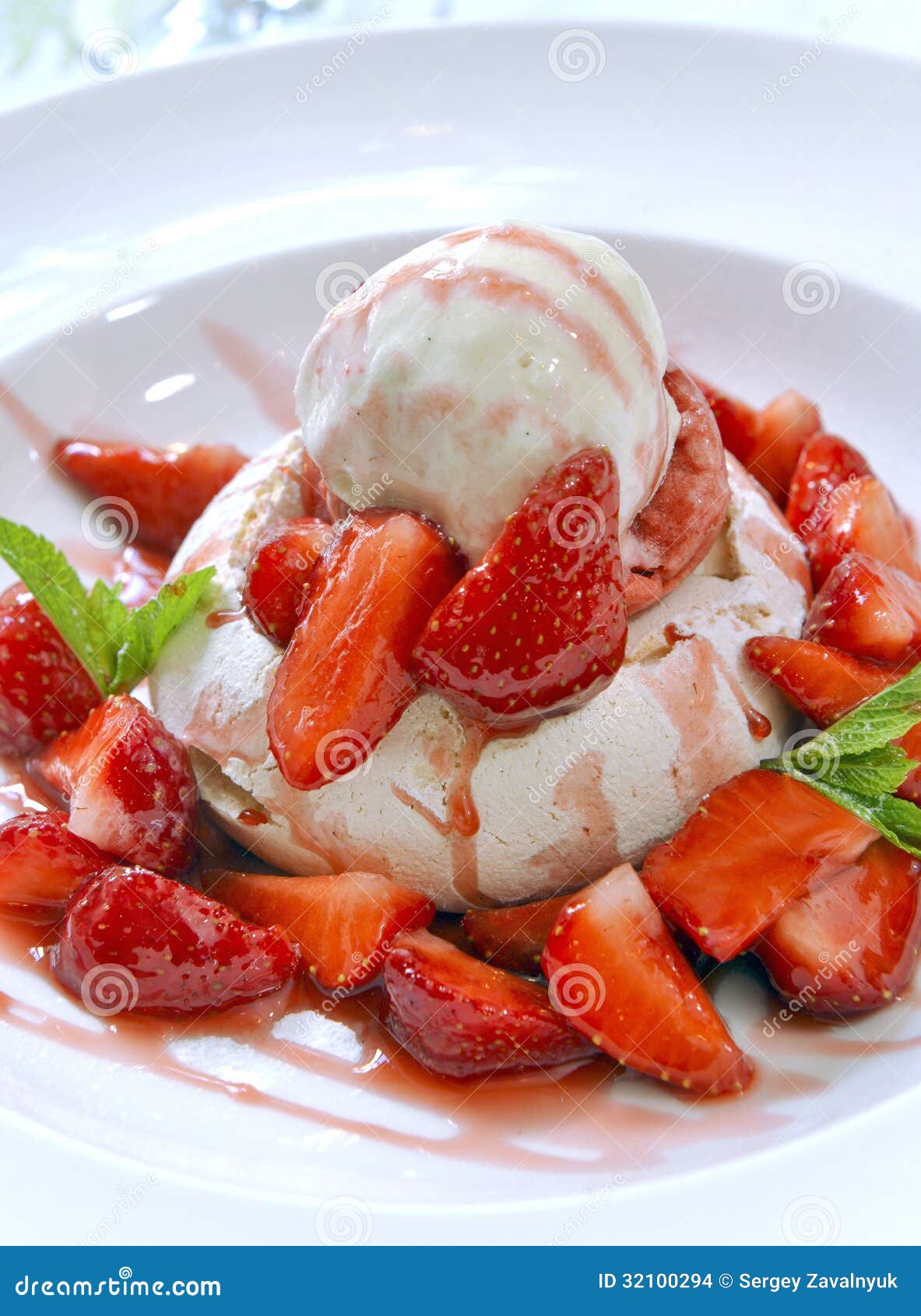 Dessert Della Fragola Con Il Gelato Fotografia Stock - Immagine di ...