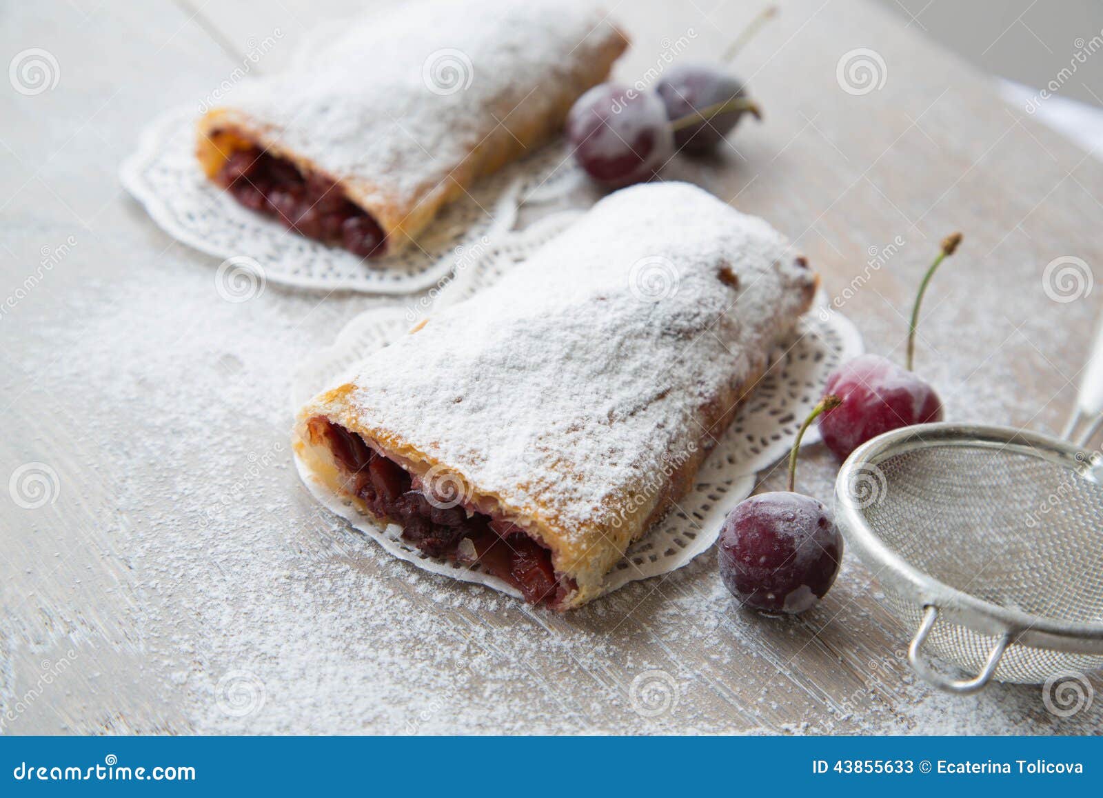 Dessert Rumeno E Moldovan Tradizionale Con Le Visciole - I Immagine ...