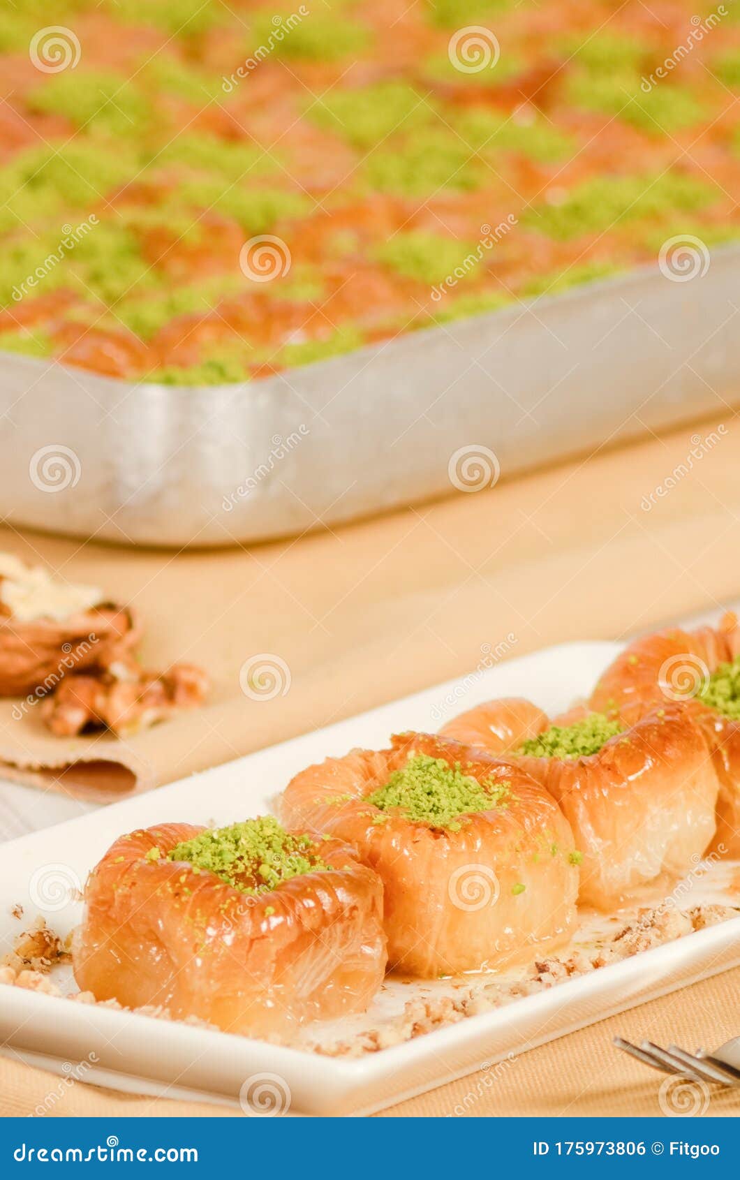 Dessert Turc De Cuisine Turque Baklava Photo stock - Image du noir ...