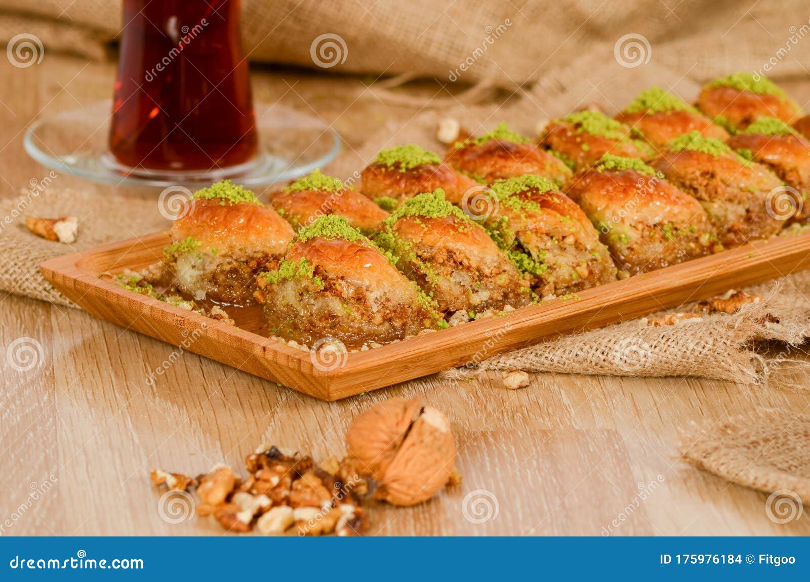 Dessert Turc De Cuisine Turque Baklava Photo stock - Image du boucher ...