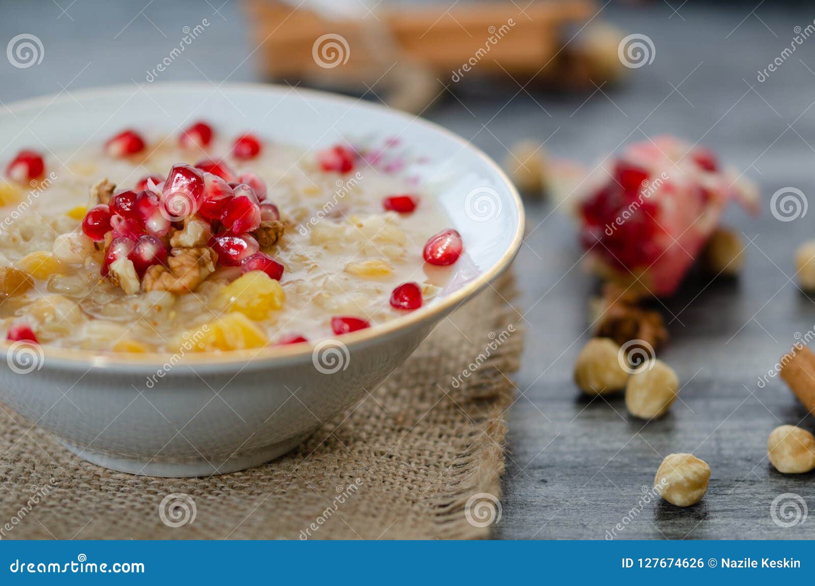 Dessert Turc Traditionnel Asure Ou Ashure Photo stock - Image du brun ...