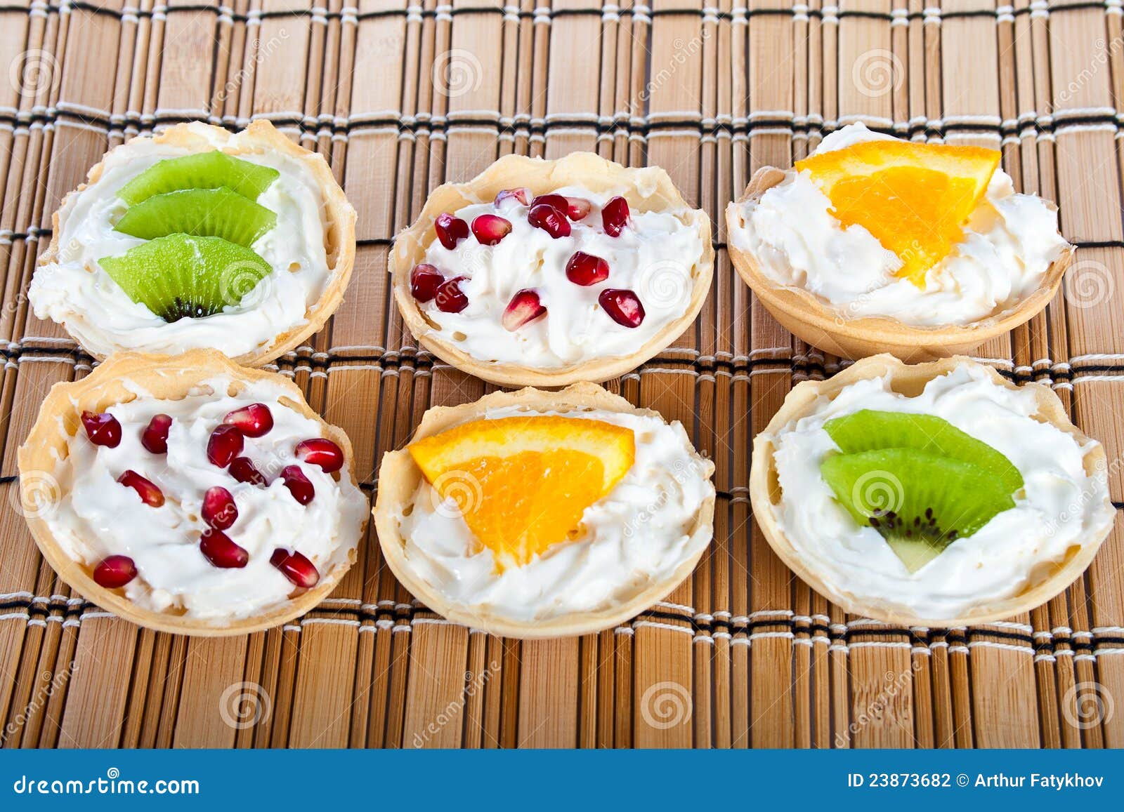 Desserts avec des fruits. photo stock. Image du dessert - 23873682