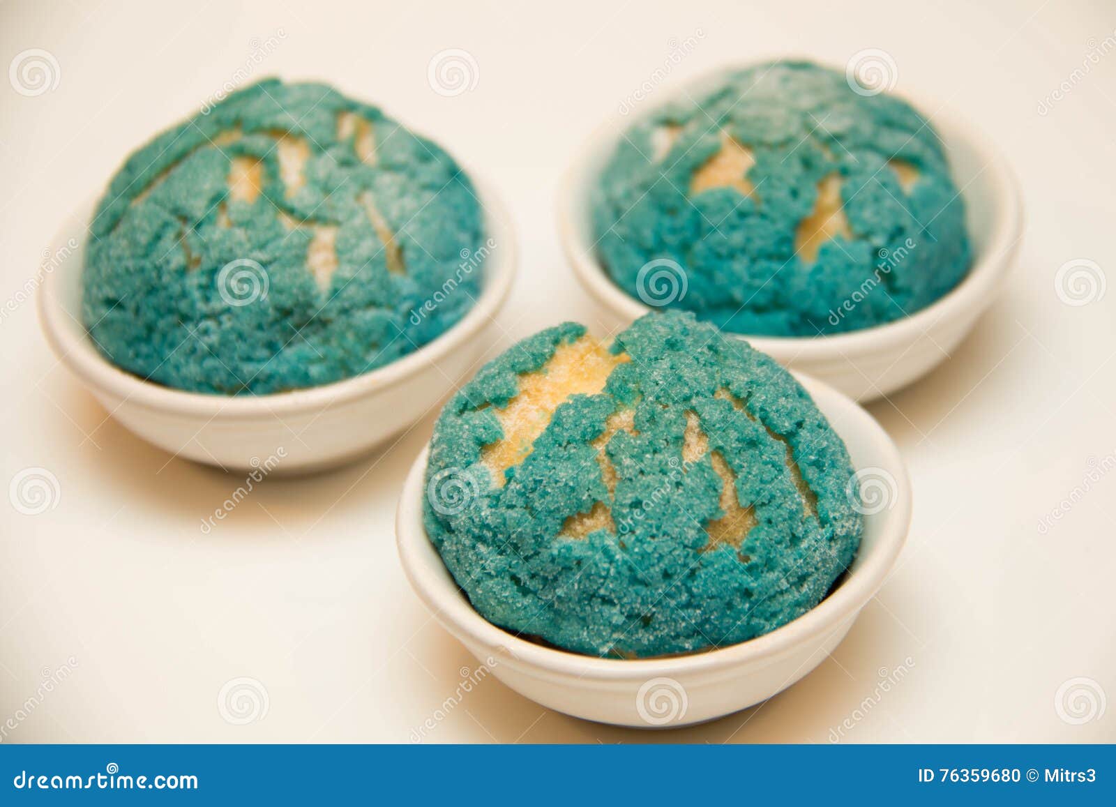 Dessus D'Eclair Avec Du Sucre Bleu De Couleur Photo stock - Image du ...