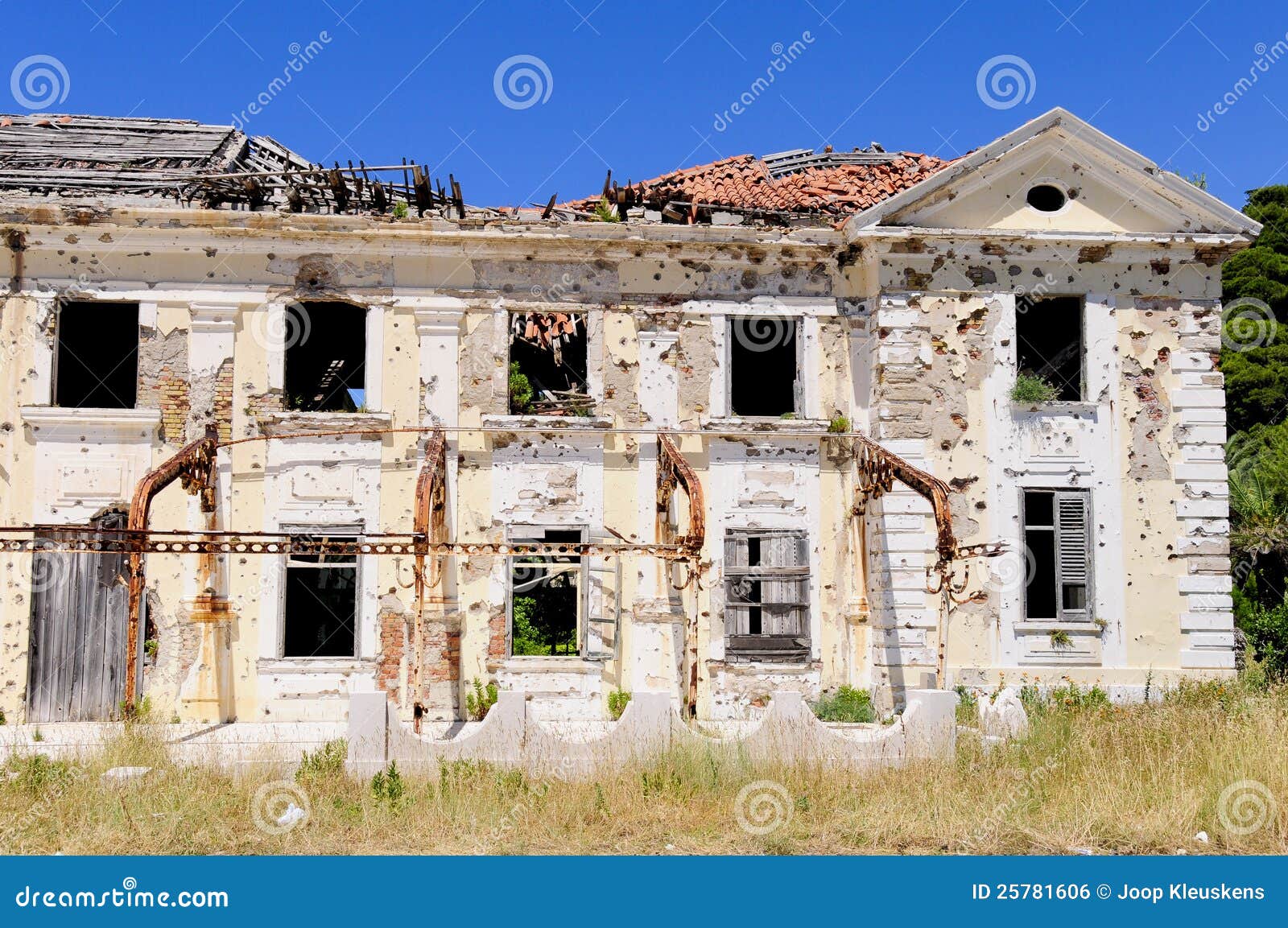 Destroyed abandoned hotel stock photo. Image of dilapidated - 25781606