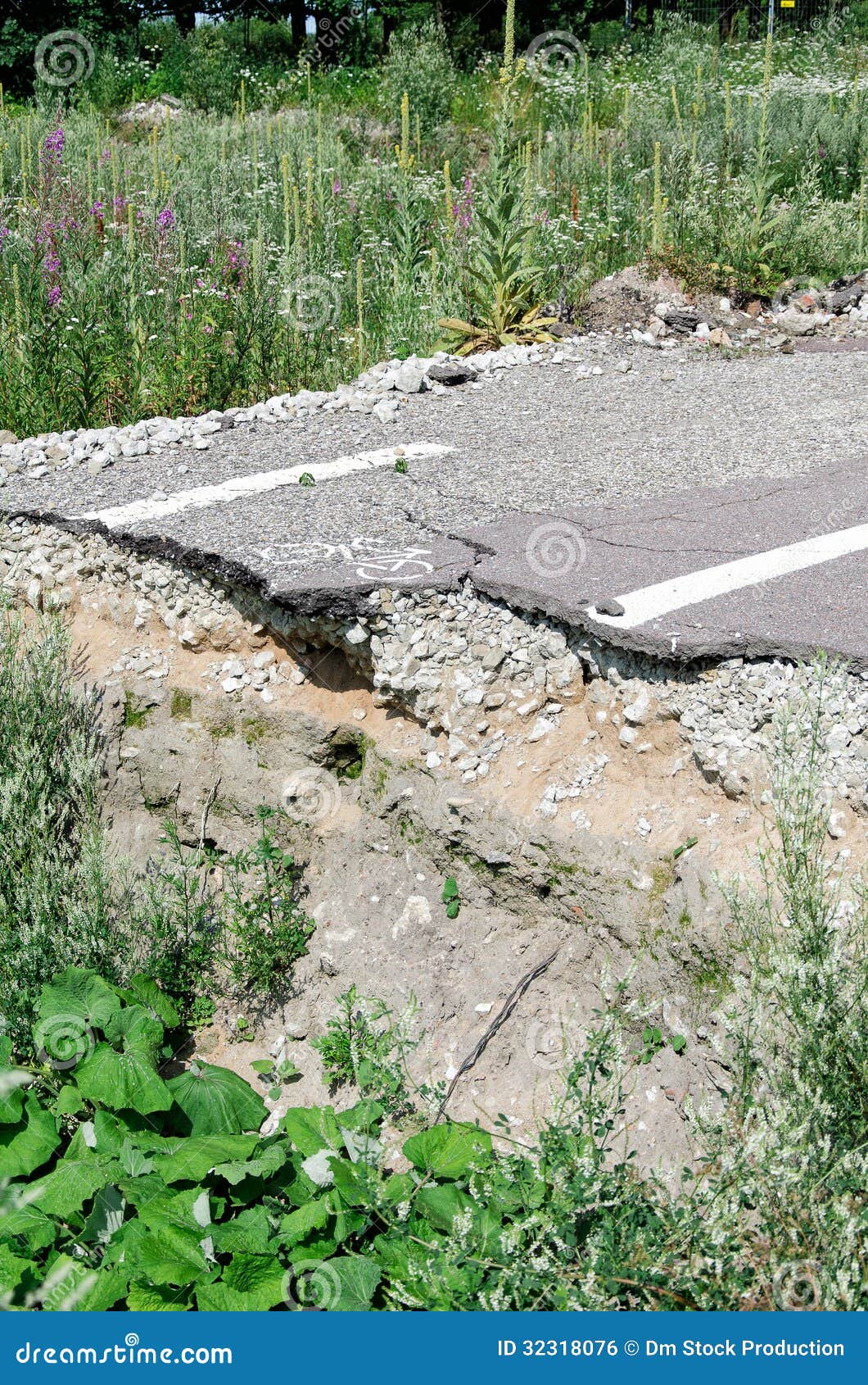 Destroyed asphalt road stock photo. Image of erathquake - 32318076