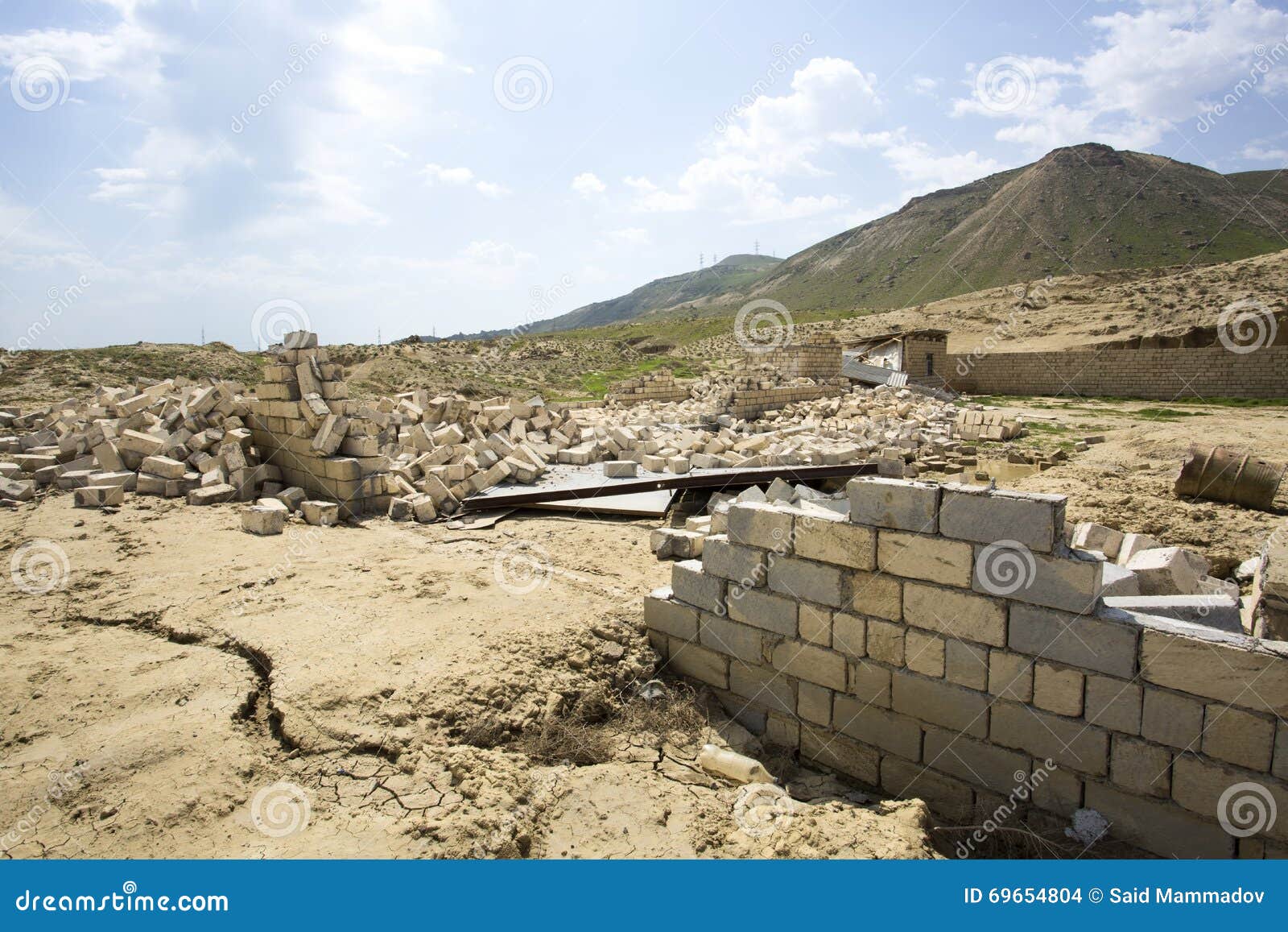 Destroyed Building - Rubble Stock Photo - Image of garbage, destroy ...