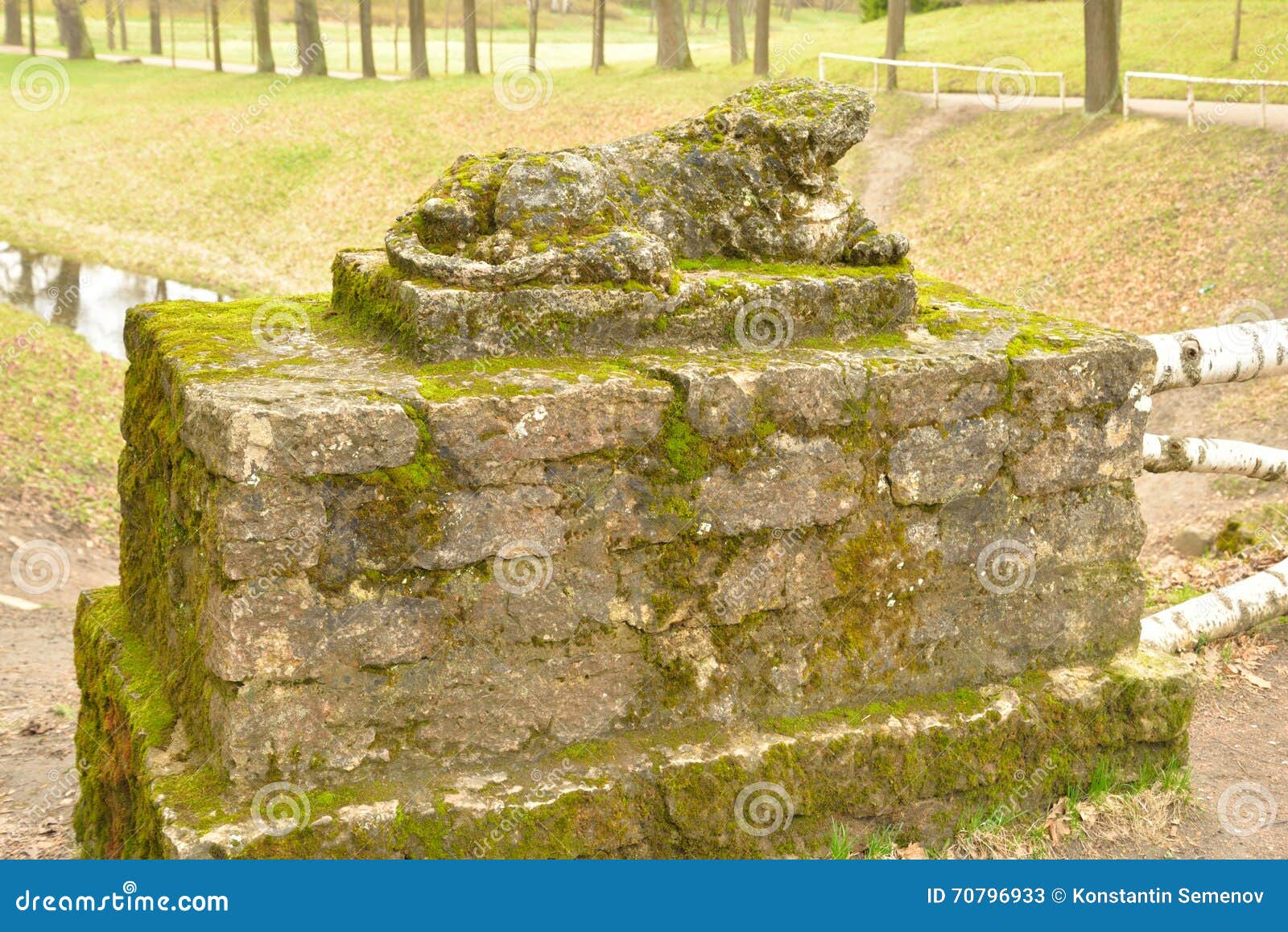 Destroyed lion statue. stock image. Image of face, destroyed - 70796933