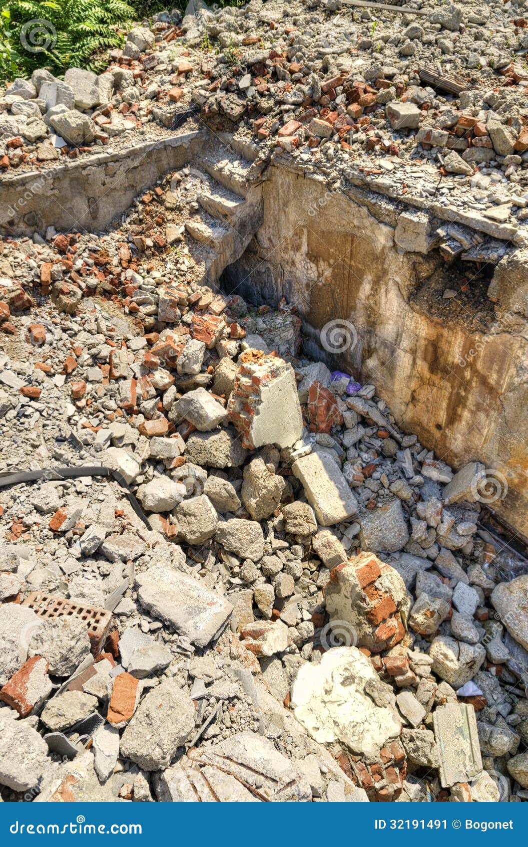 Destroyed wall stock image. Image of collapsed, lines - 32191491