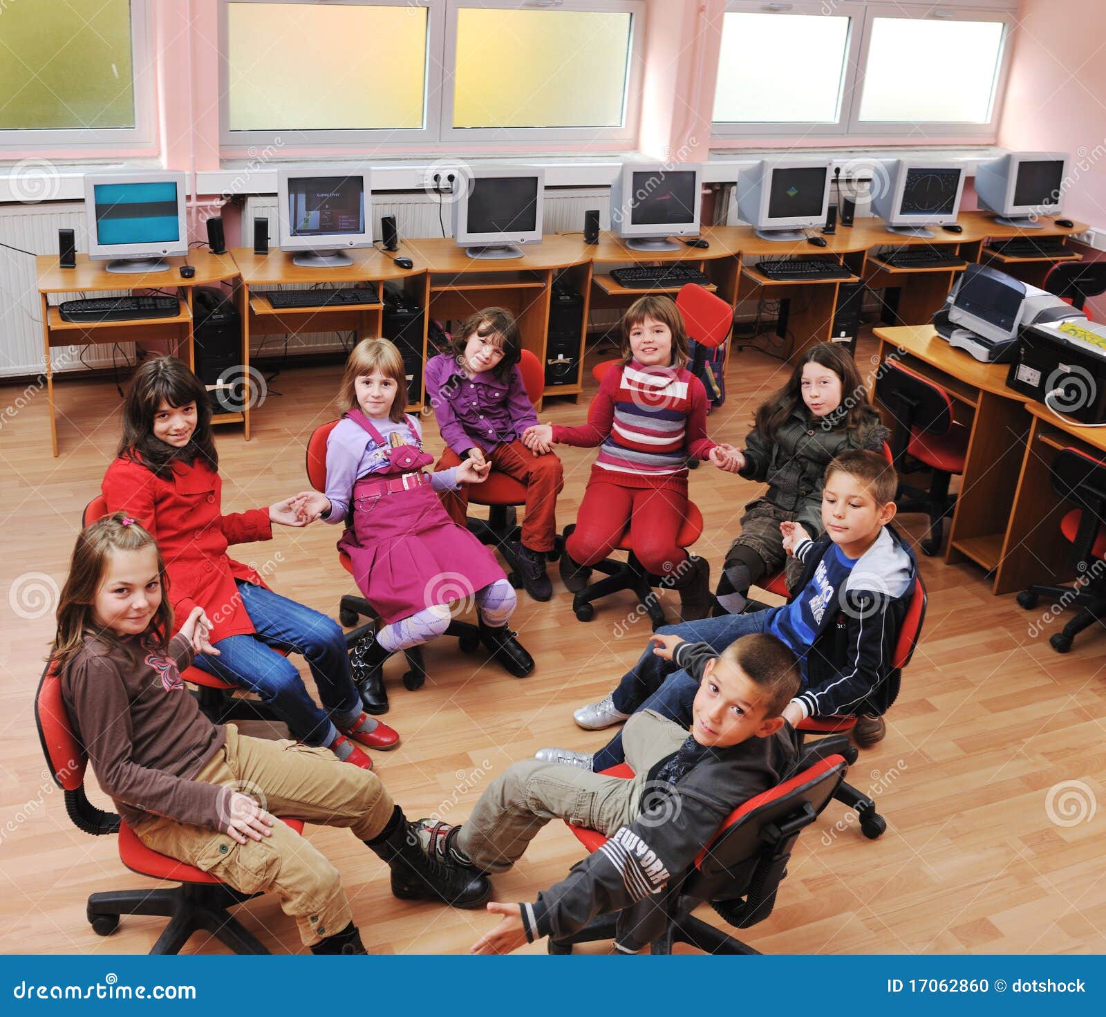 Det Utbildning Med Barn I Skola Arkivfoto - Bild av kvinnlig, bildskärm ...