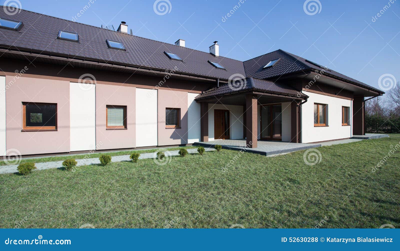 Detached House - View from Outside Stock Photo - Image of outside, lawn ...