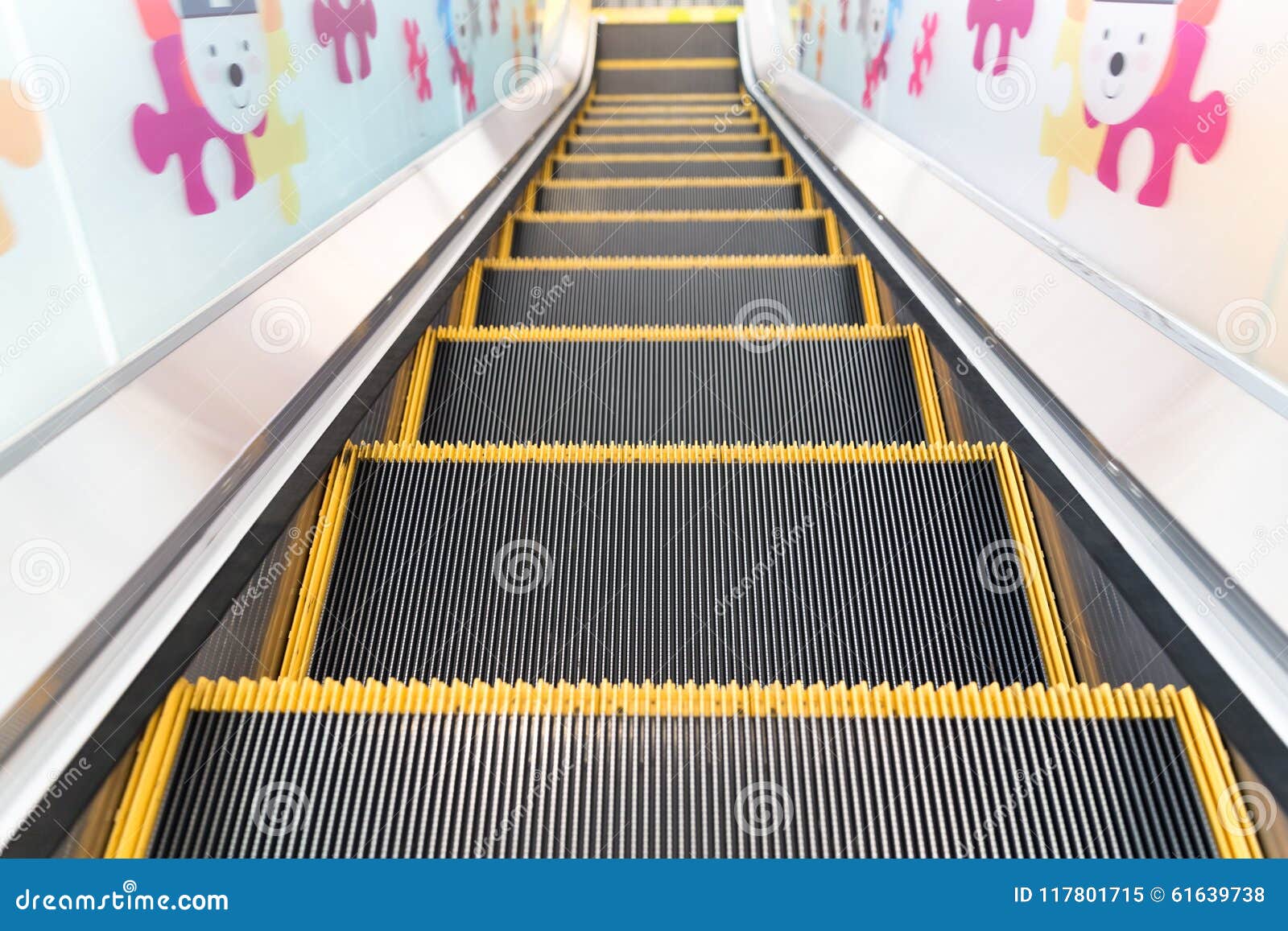 Escalator editorial image. Image of interior, escalator - 117801715