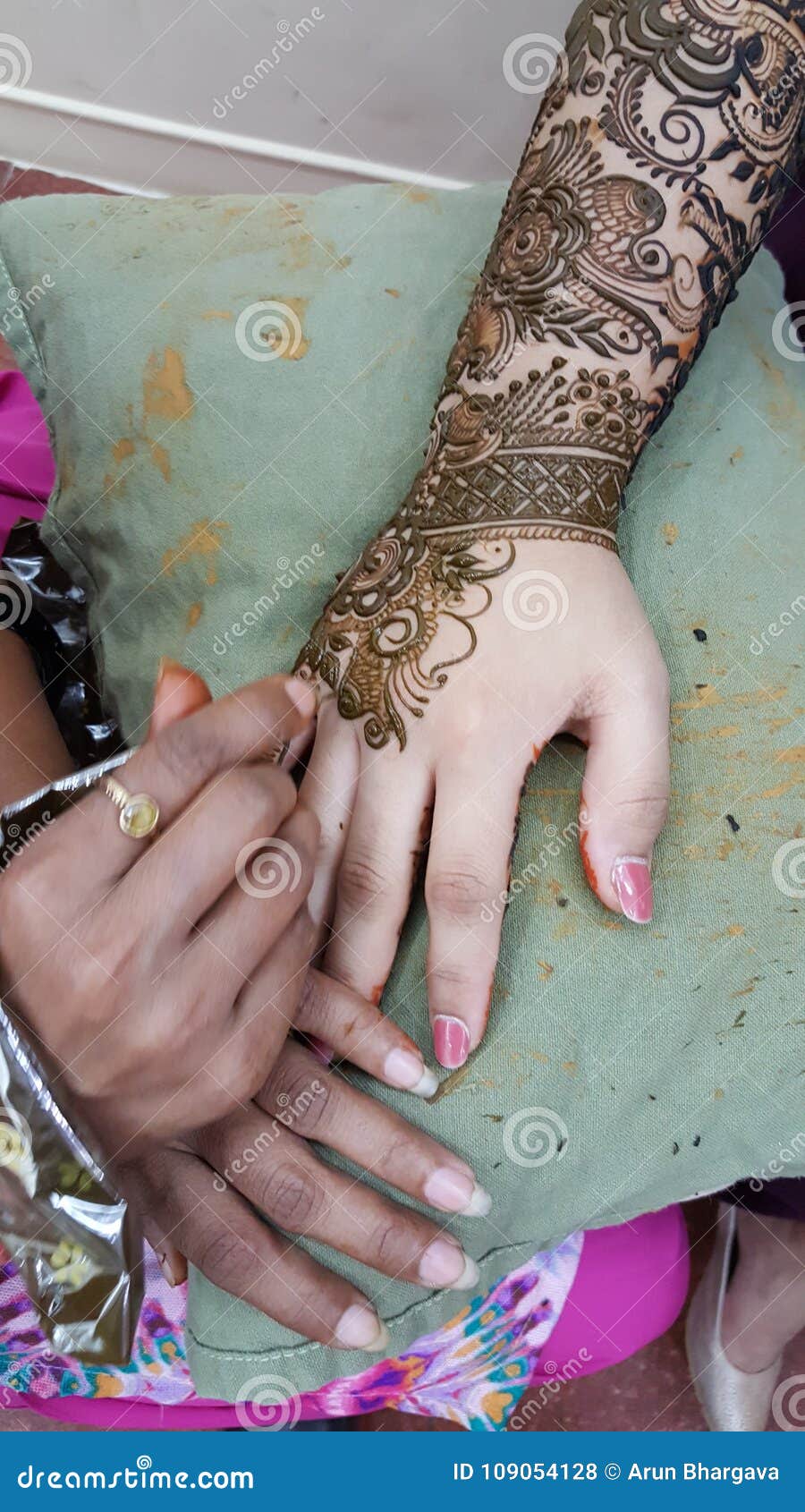 Detailed Process of Applying Intricate Pattern Henna on Hand Stock ... Detailed Process of Applying Intricate Pattern Henna on Hand Stock ...