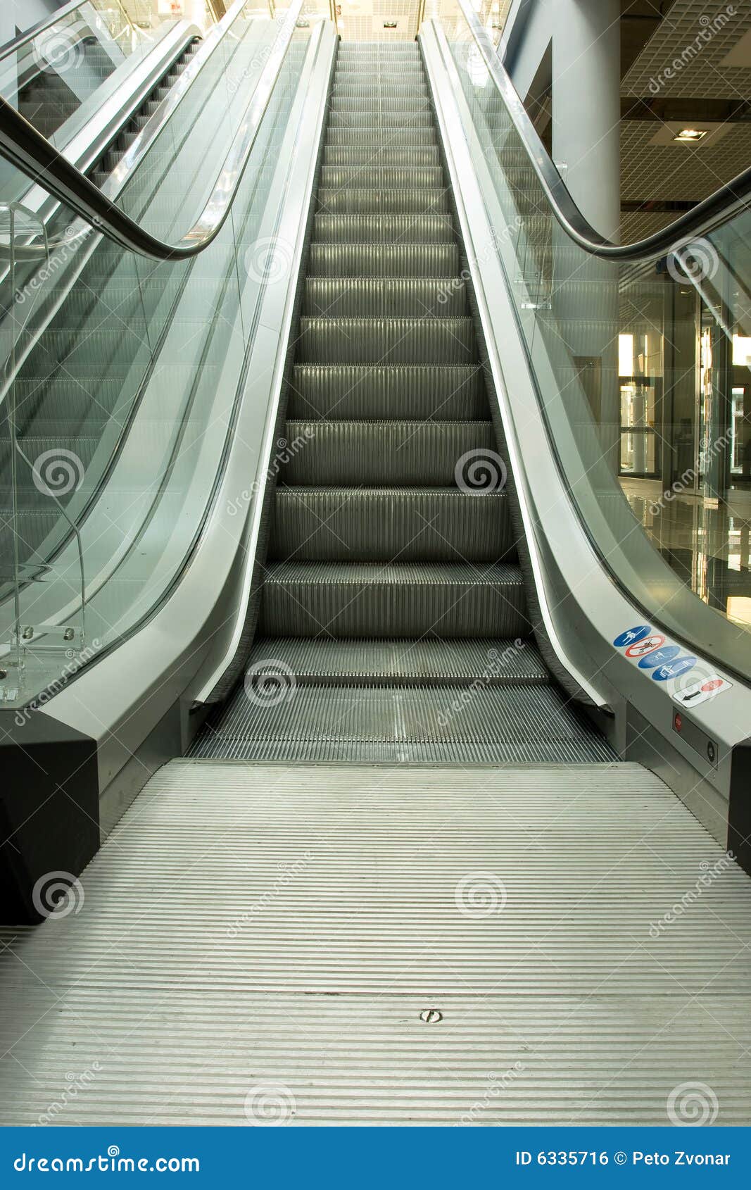 Details der Rolltreppe stockfoto. Bild von transport, schritte - 6335716