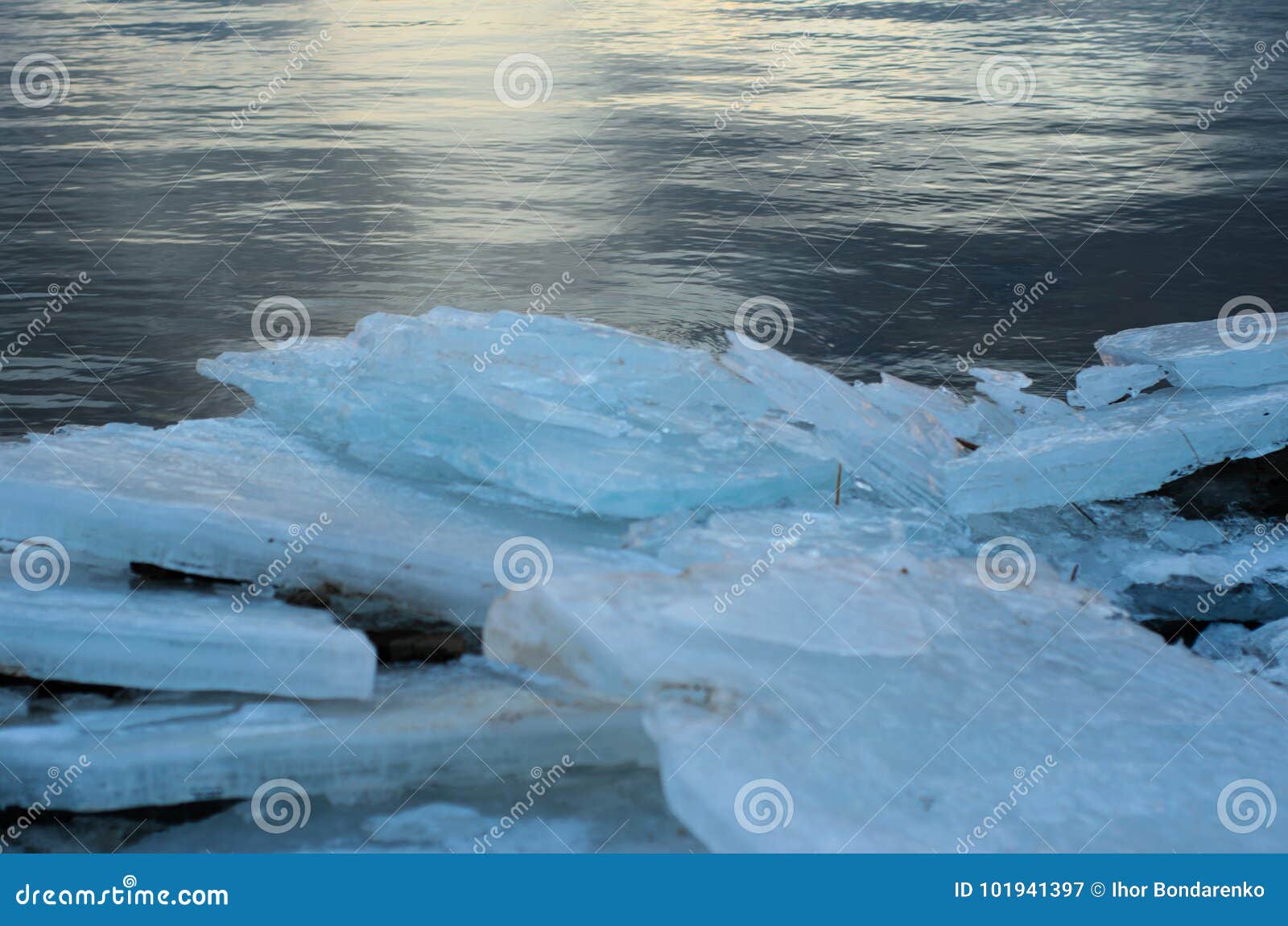Details Van Het Gebroken Ijs Stock Afbeelding - Image of blauw ...