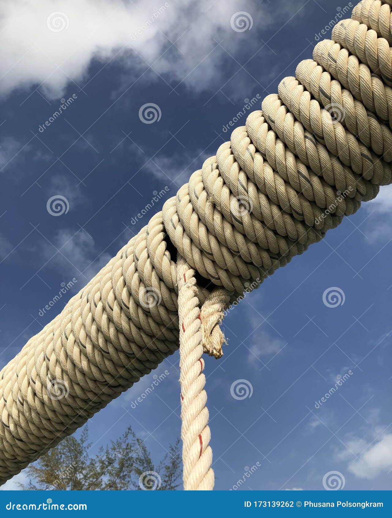 Detalhe Da Corda Enrolada Amarrada Em Madeira Foto de Stock - Imagem de ...