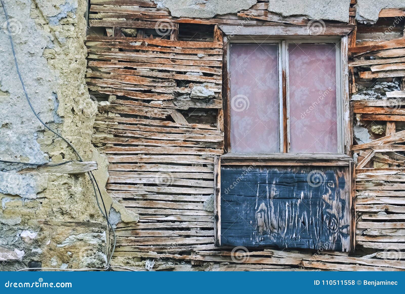 Detalhe de uma casa podre foto de stock. Imagem de velho - 110511558