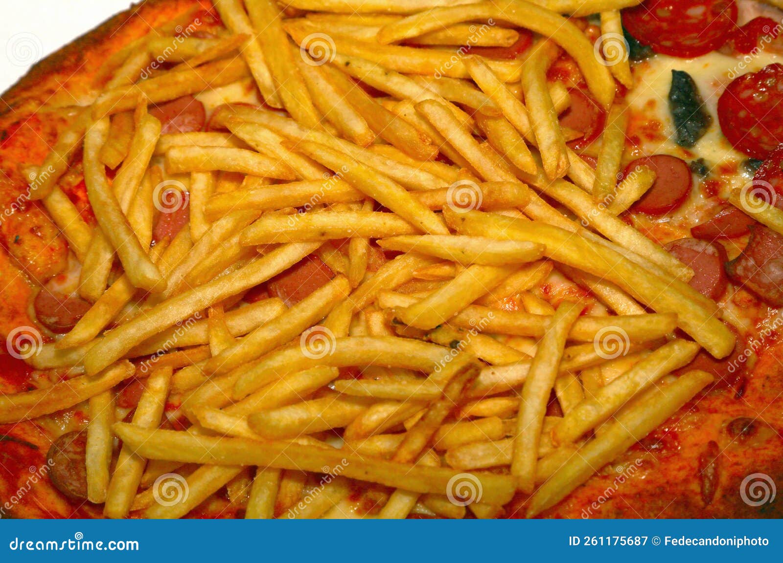Detalhes Da Pizza Com Batatas Fritas E Wurstel Imagem de Stock - Imagem ...