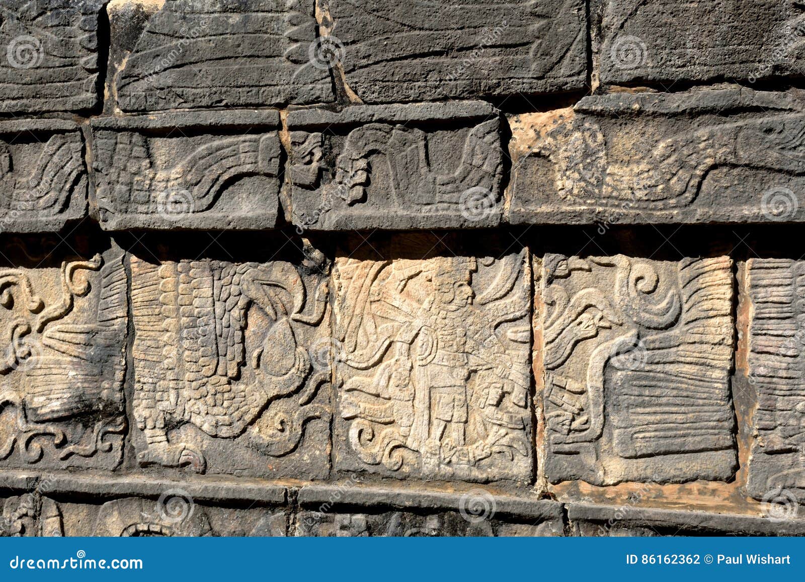 Detalle De La Pared Maya Que Talla Chichen Itza Foto de archivo ...