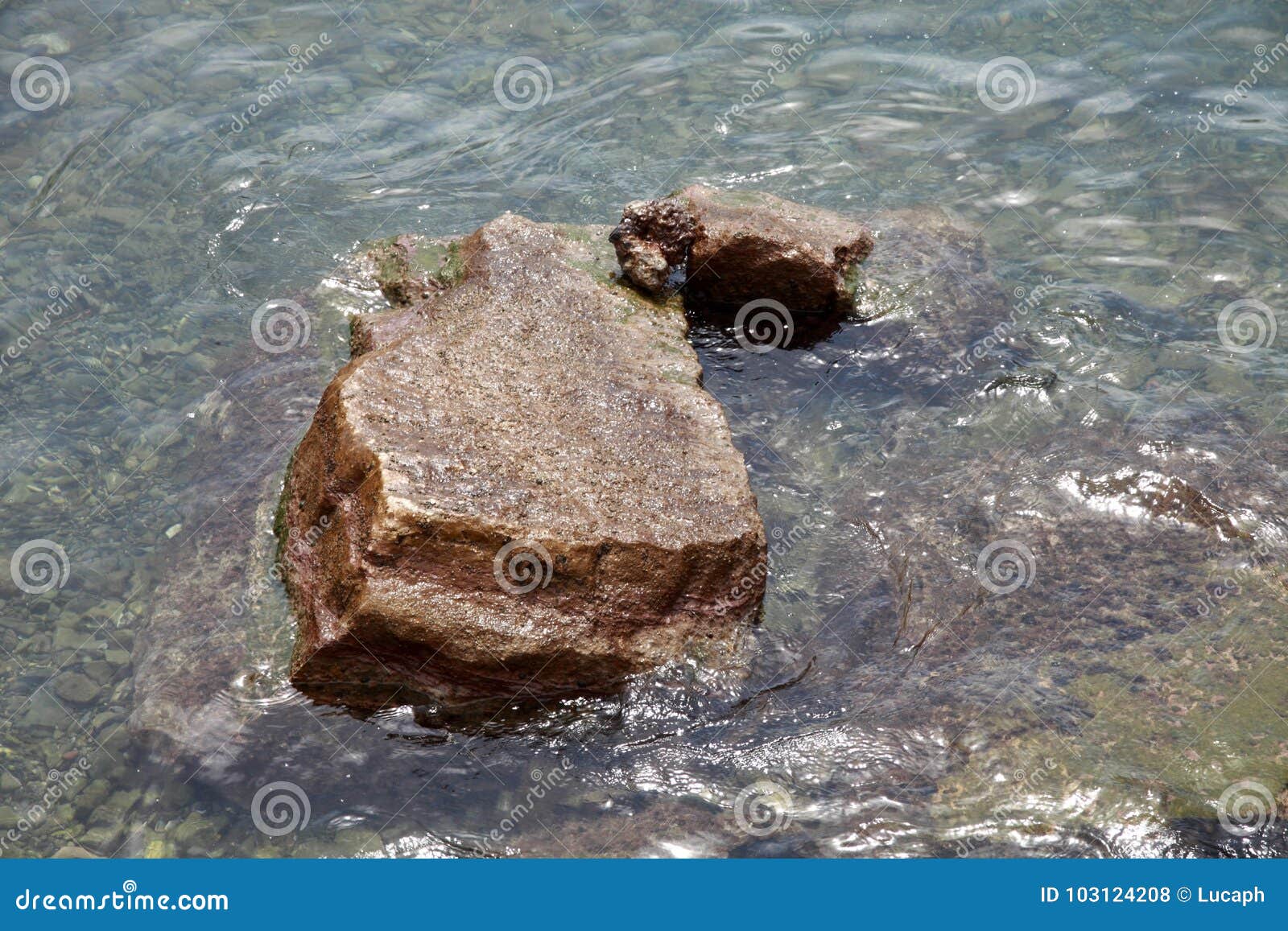 Detalle De La Roca Dos En El Agua Foto de archivo - Imagen de salto ...