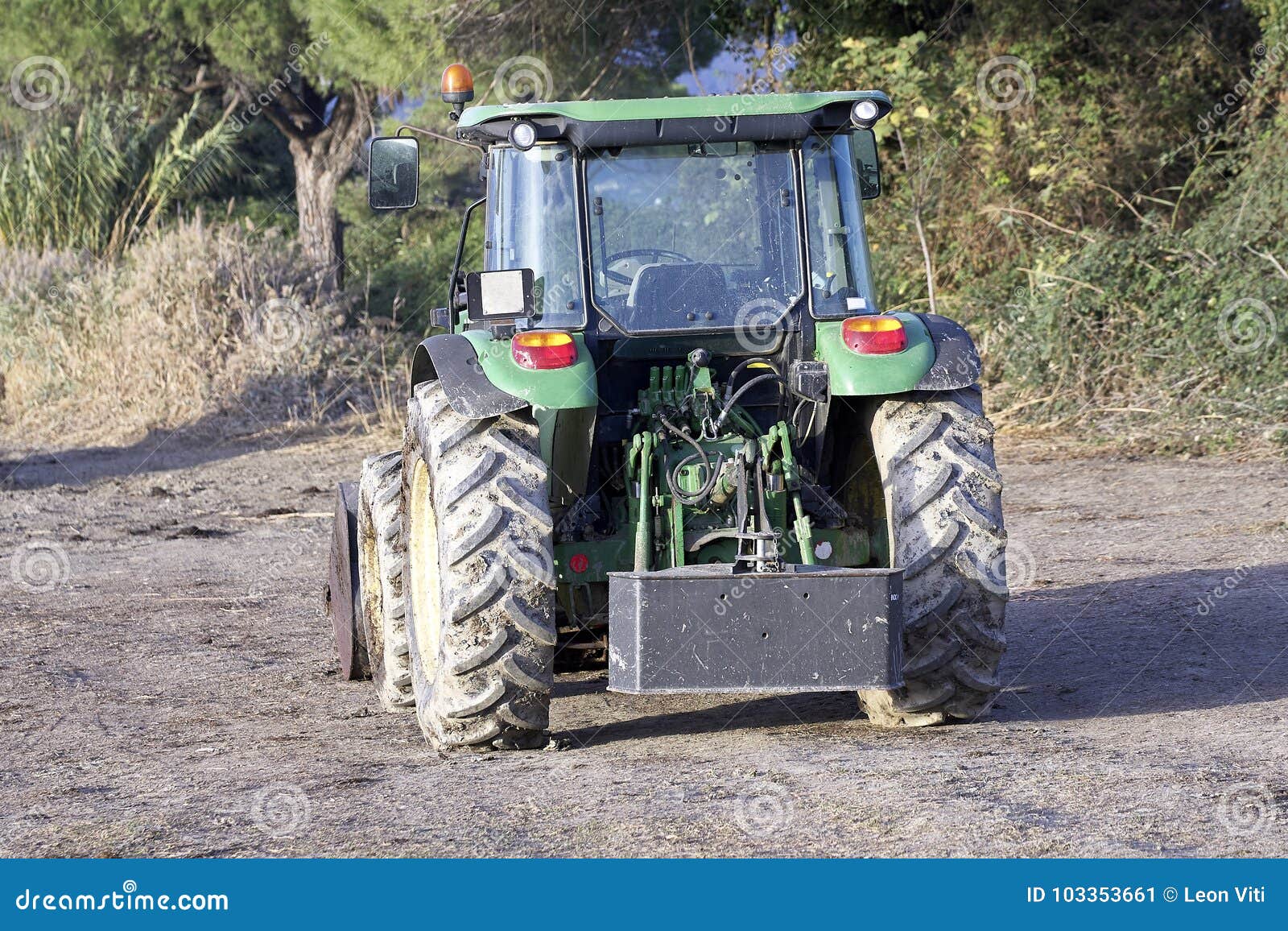 Detalle del tractor verde foto editorial. Imagen de planta - 103353661