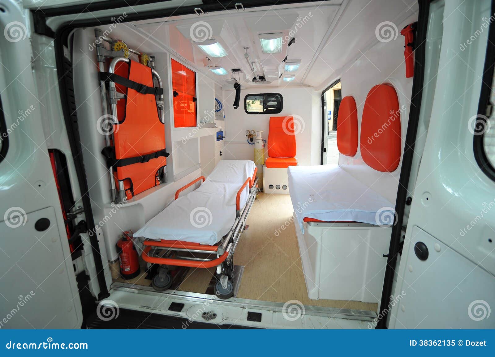 Detalles Del Interior De La Ambulancia Imagen de archivo - Imagen de ...