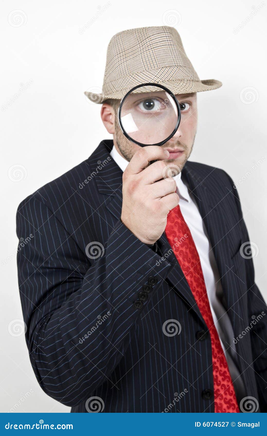 Detective con la lupa imagen de archivo. Imagen de lazo - 6074527