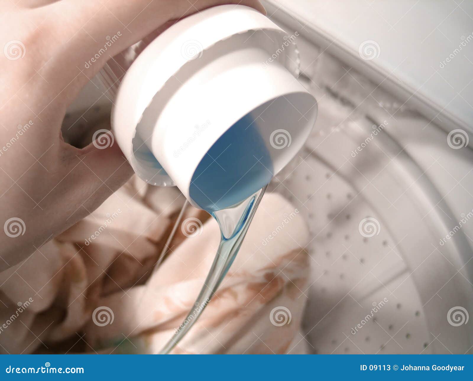 Detergente de derramamento imagem de stock. Imagem de redemoinho - 9113