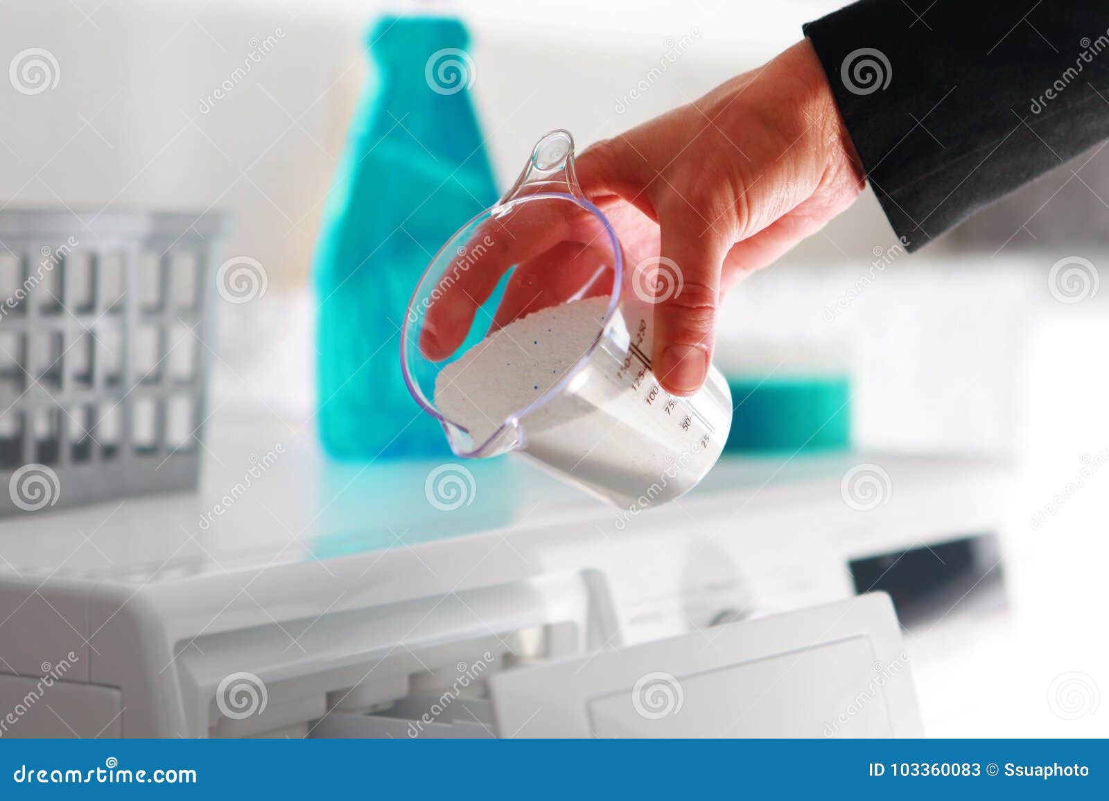 Detergente Para a Roupa Em Dosar O Copo Imagem de Stock - Imagem de ...