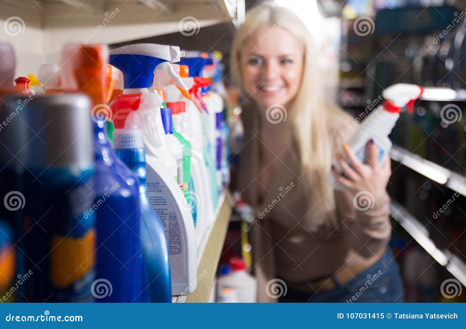 Detergentes De Compra Del Cliente Femenino Imagen de archivo - Imagen ...