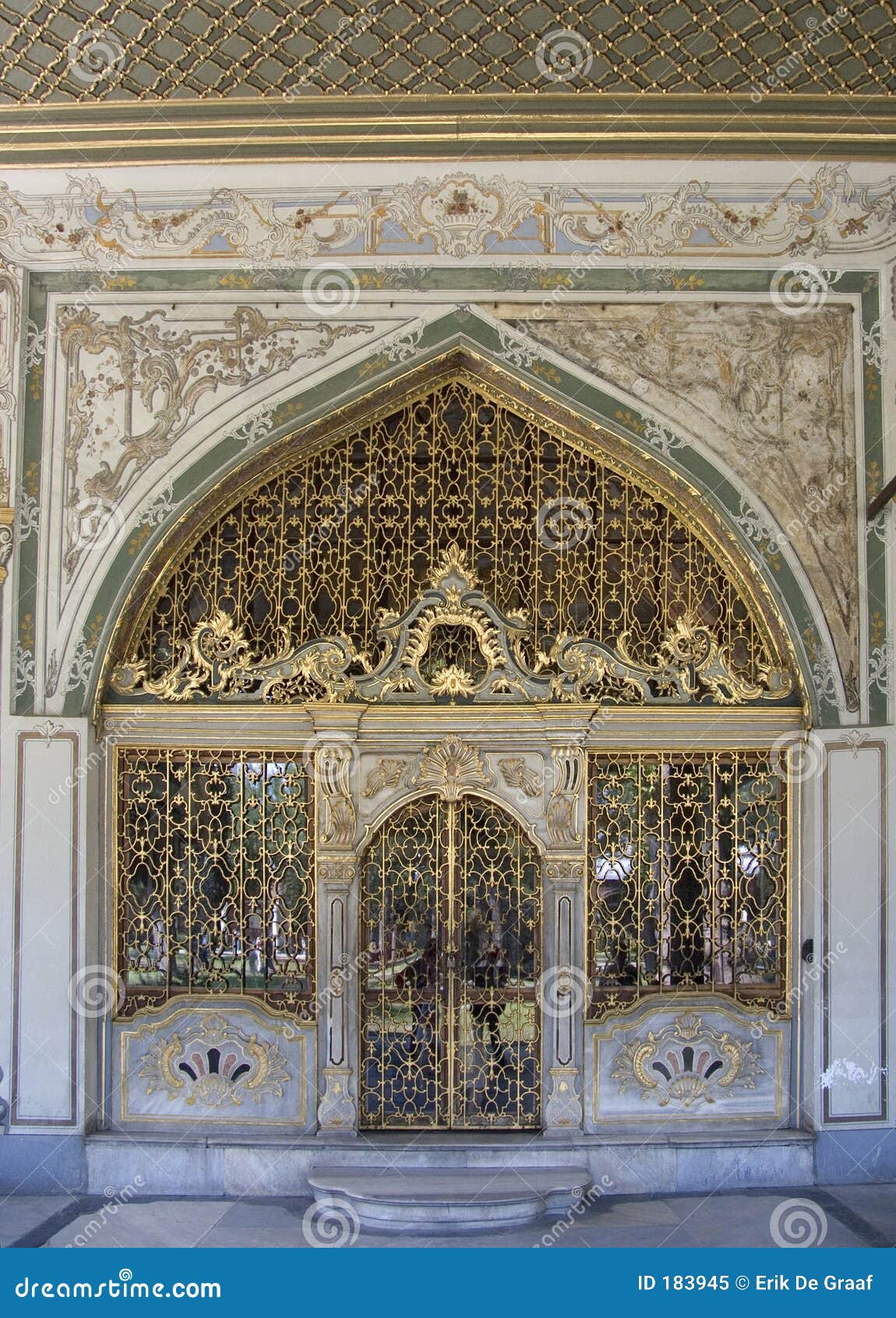 Deur 1 van het paleis stock afbeelding. Image of versiering - 183945