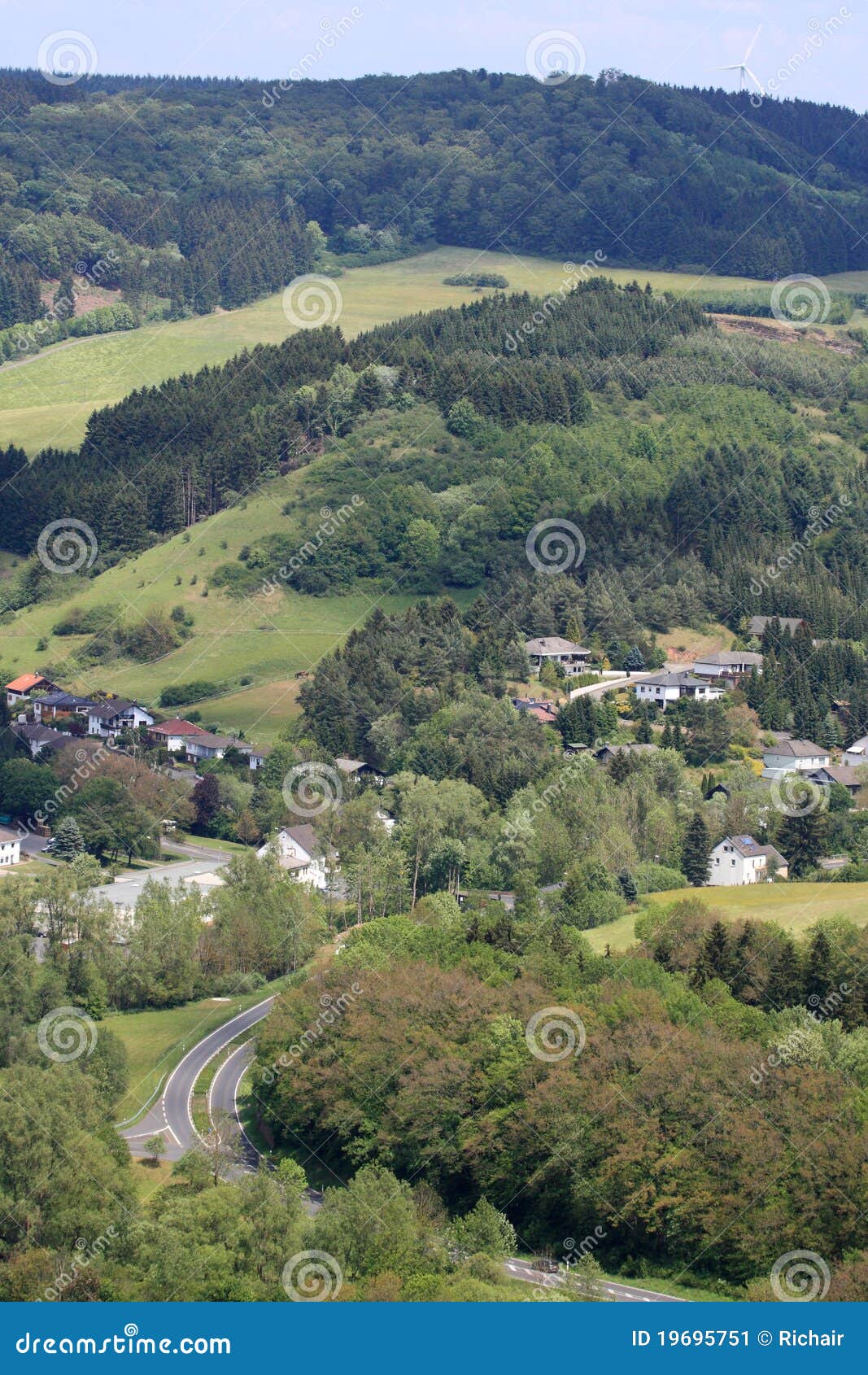 Deutsche Landschaft (Eifel) Stockbild - Bild von dorf, gelände: 19695751