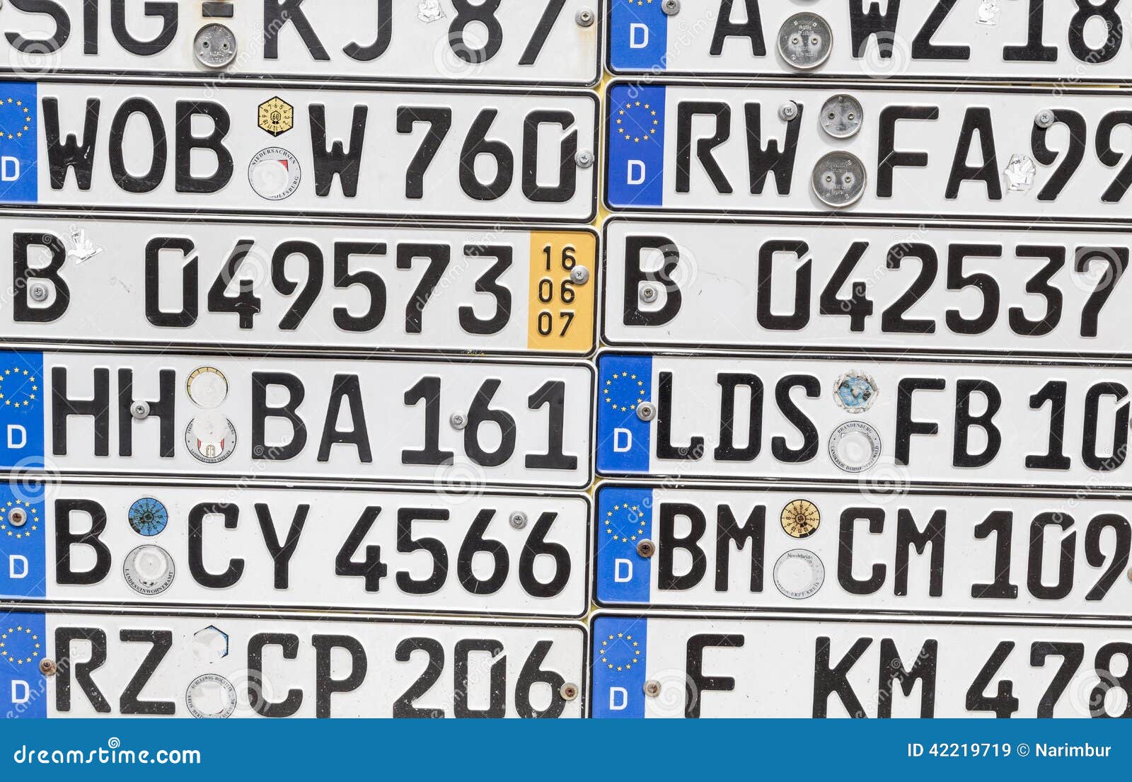Deutsche Nummernschilder an Der Wand Stockbild - Bild von gemischt ...