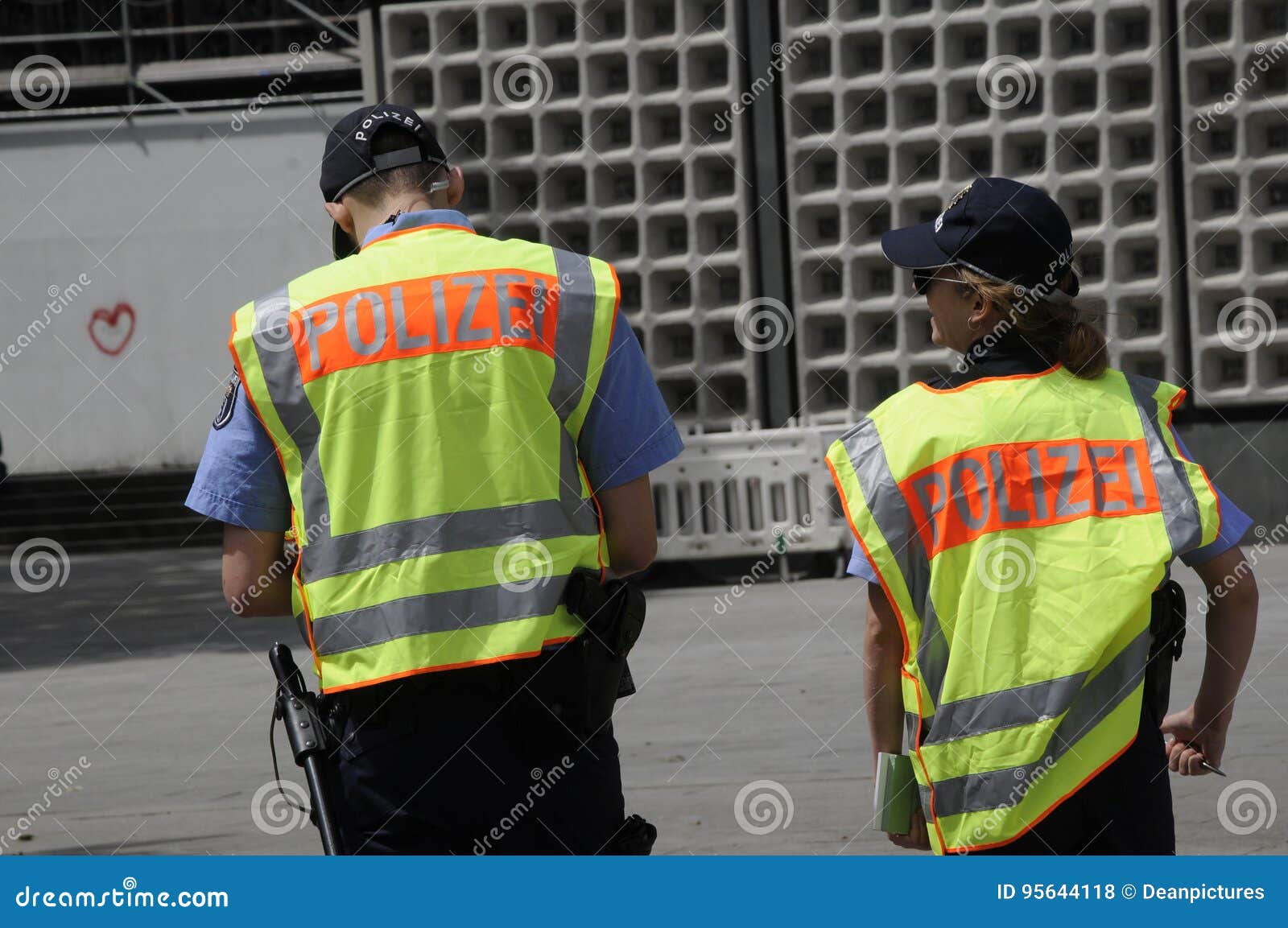 DEUTSCHE POLIZEI OFFICERS_DEUSTCHE POLIZEI Redaktionelles Stockfoto ...