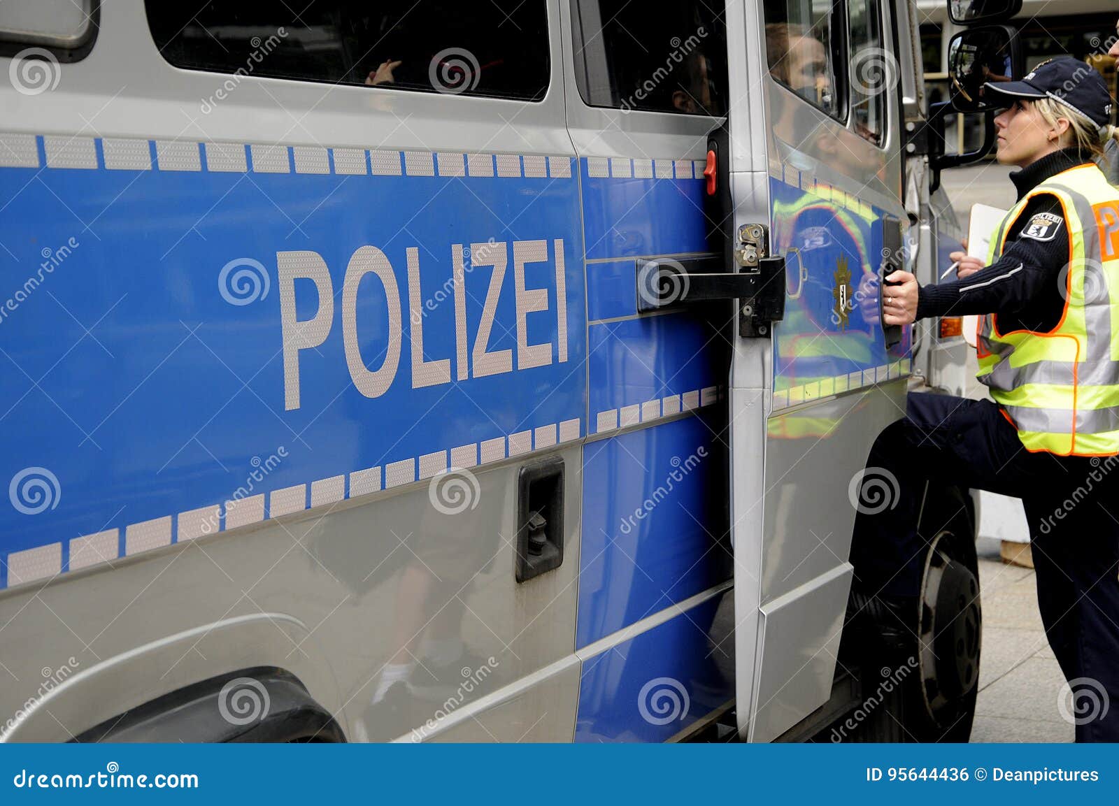 DEUTSCHE POLIZEI OFFICERS_DEUSTCHE POLIZEI Redaktionelles Foto - Bild ...