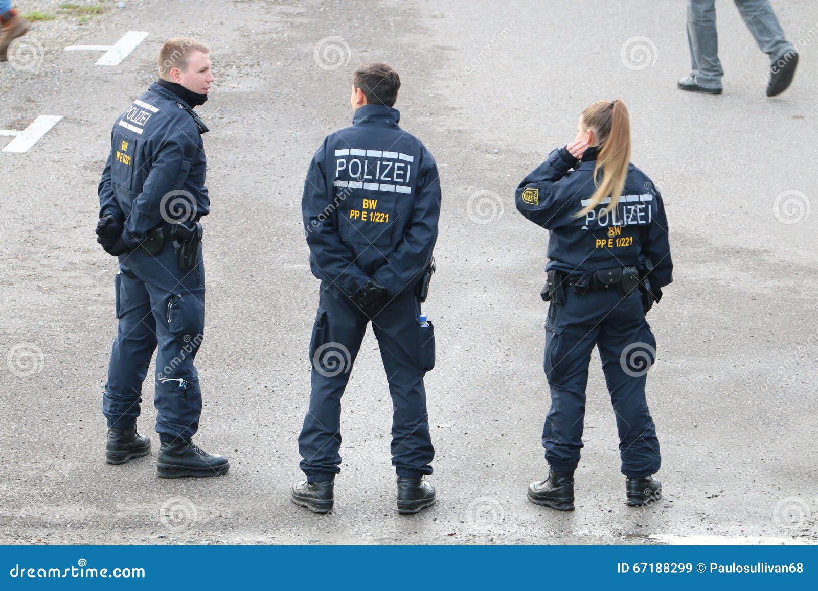 Deutsche Polizeibeamten redaktionelles stockbild. Bild von standplatz ...