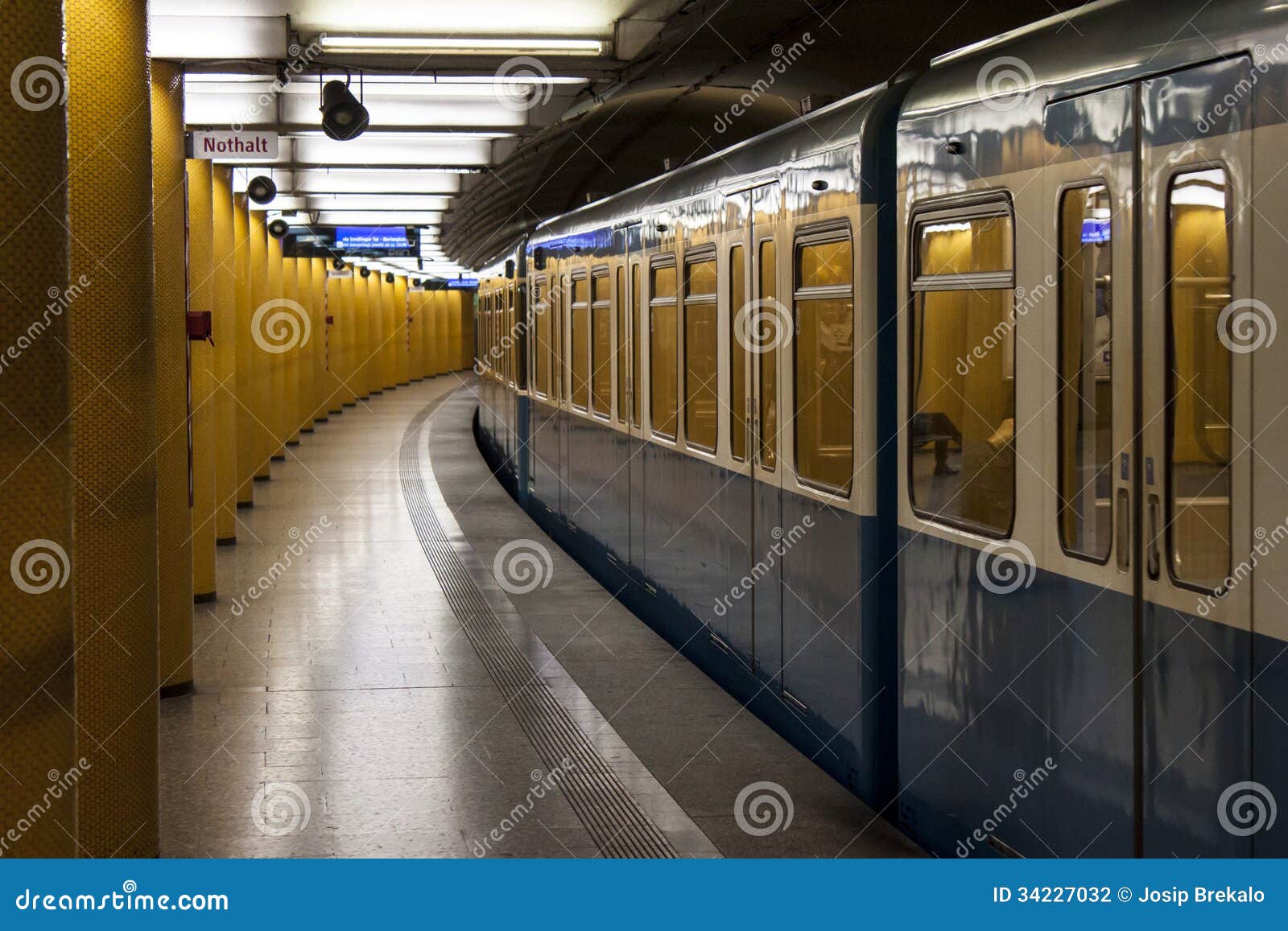 Deutsche U-Bahnstation stockfoto. Bild von untergrundbahn - 34227032