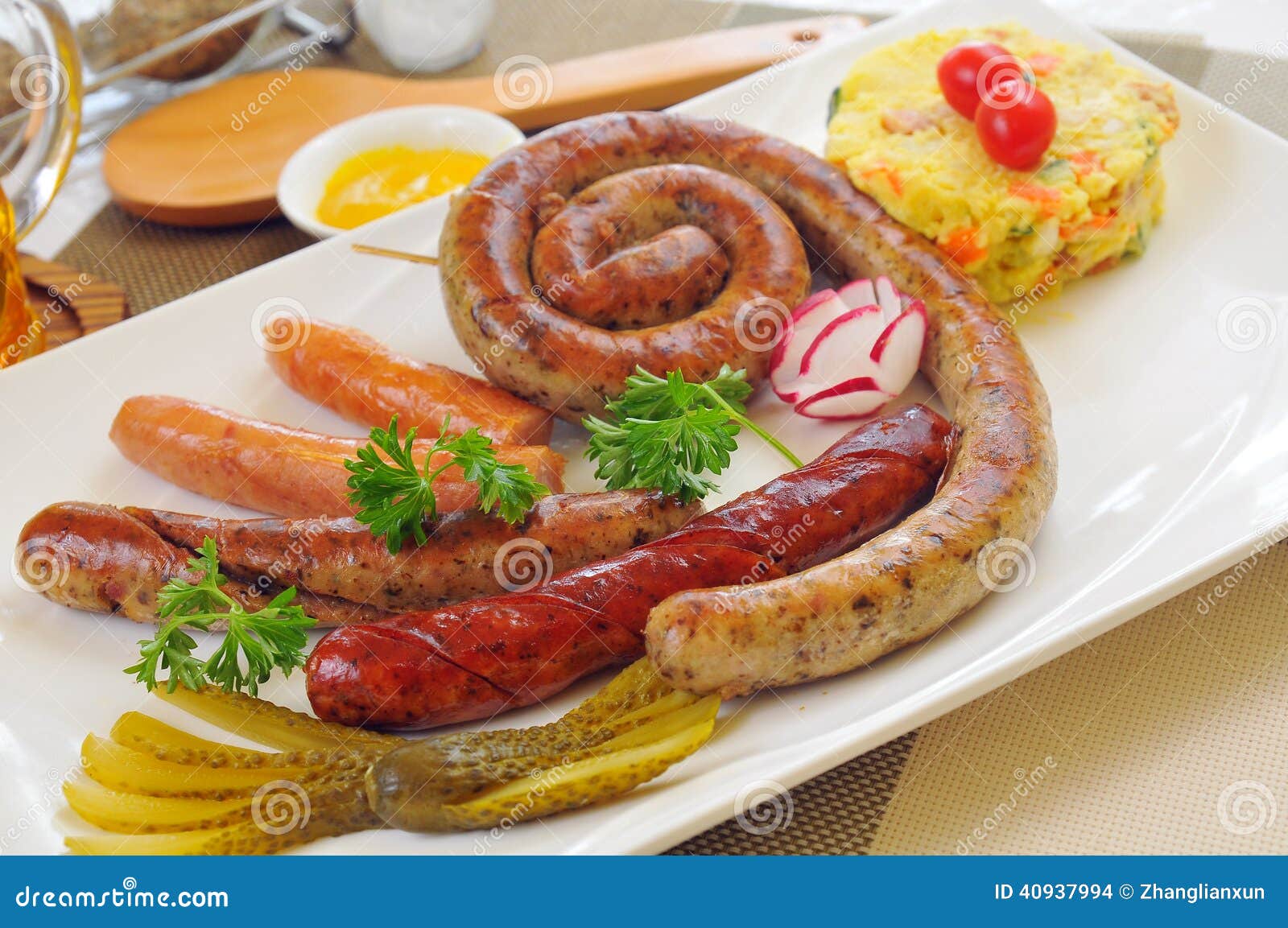 Deutsche Wurst stockfoto. Bild von brot, deutschland - 40937994