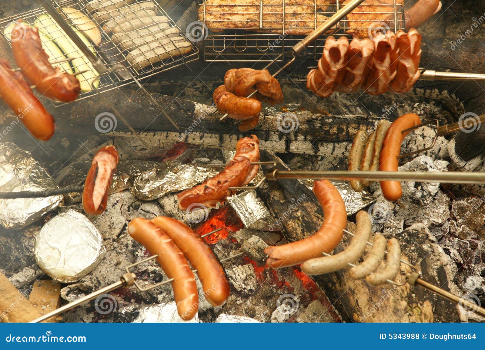 Deutscher Grill (BBQ) Mit Vielen Würsten Stockfoto - Bild von typisch ...