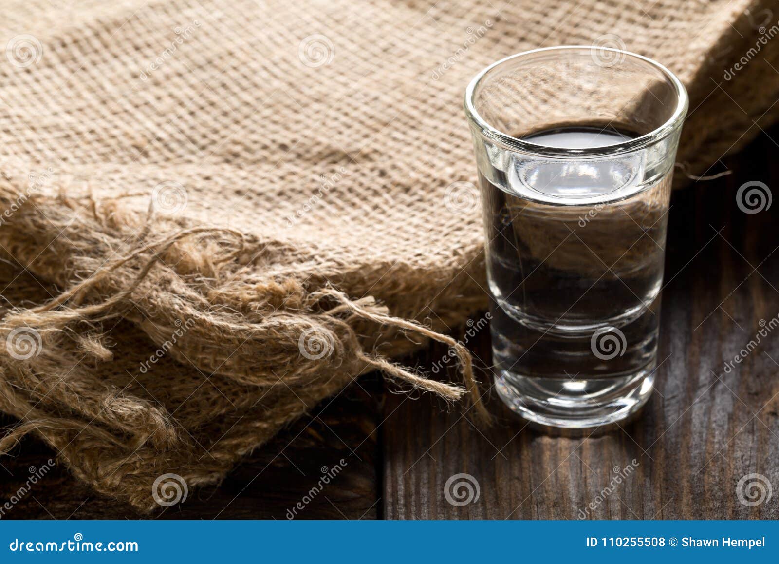 Deutscher Schnaps Korn Schnaps Im Schnapsglas Auf Tabelle Stockfoto ...