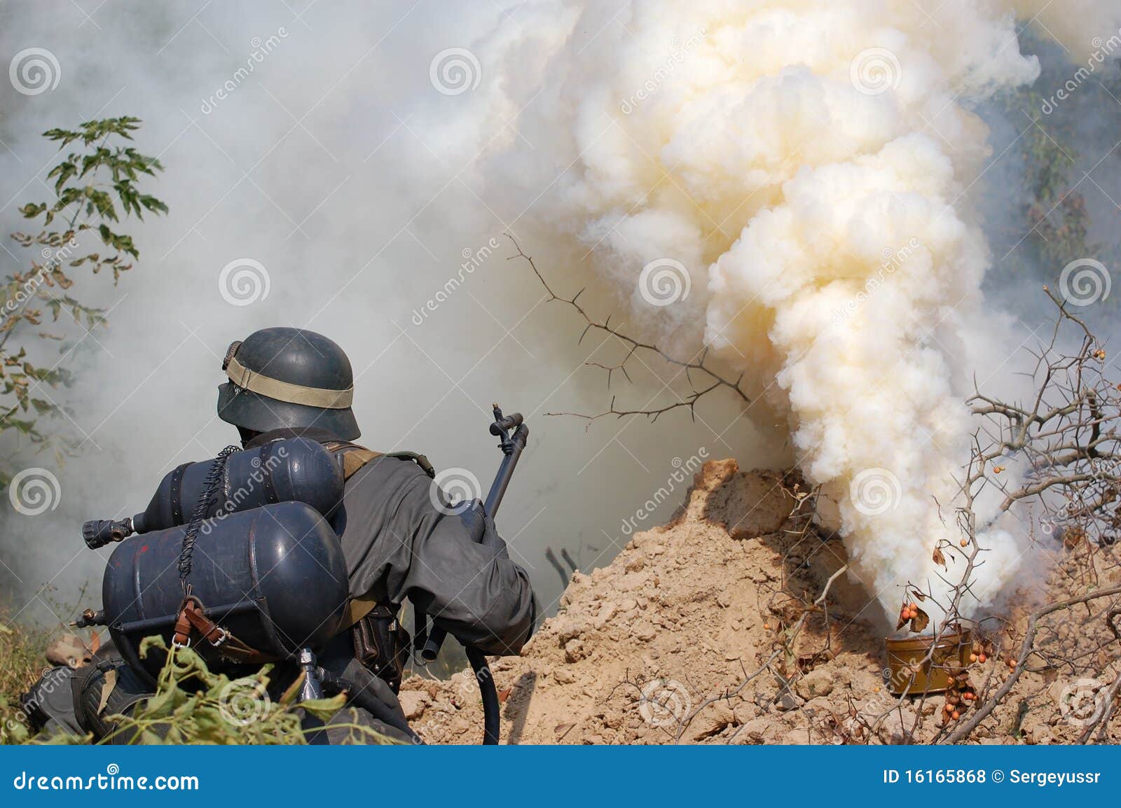 Deutscher Soldat Mit Flammenwerfer Stockfoto - Bild von kraft ...