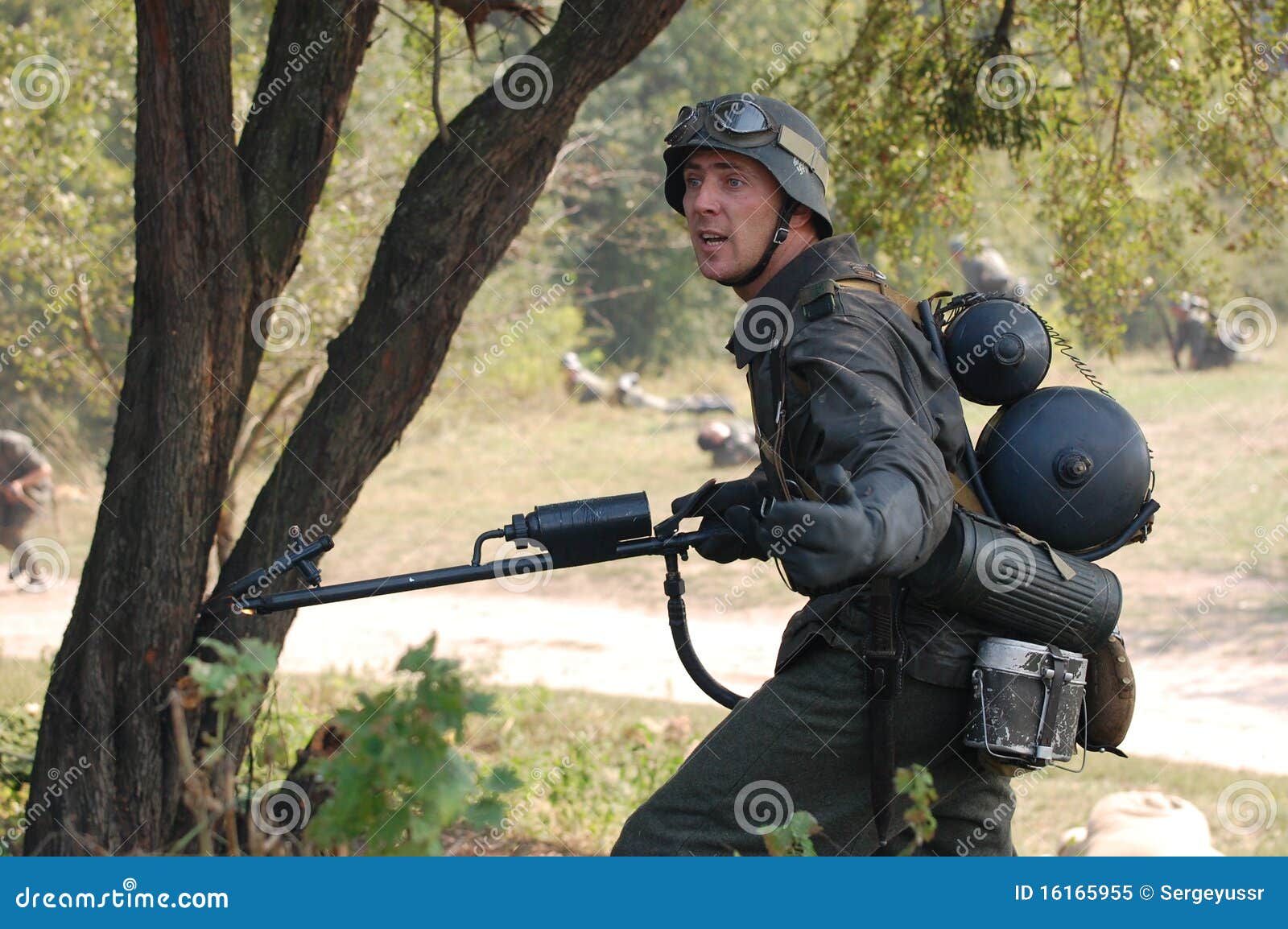 Deutscher Soldat Mit Flammenwerfer Stockbild - Bild von antike, aktiv ...
