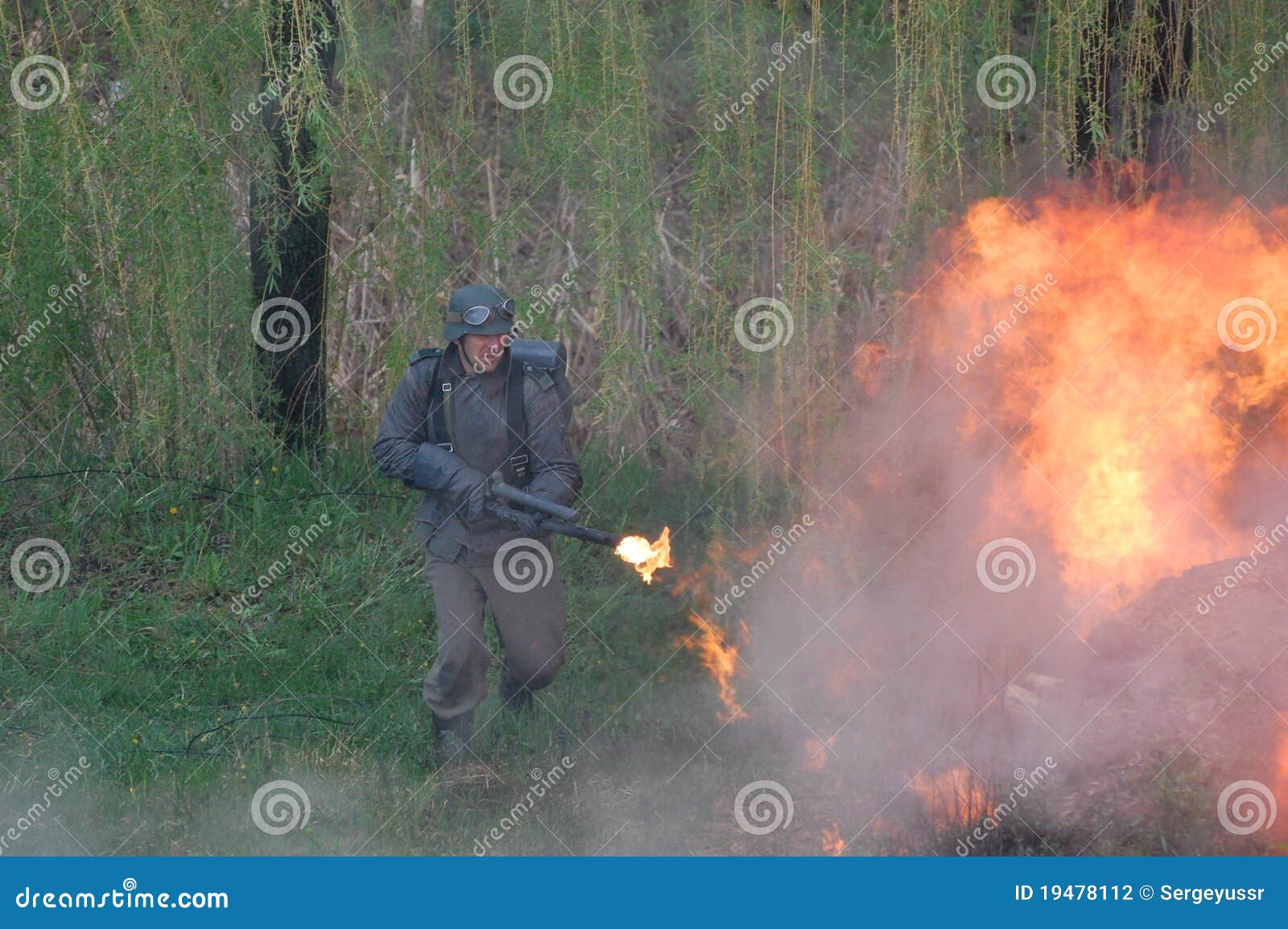 Deutscher Soldat Mit Flammenwerfer Stockfoto - Bild von person, mann ...